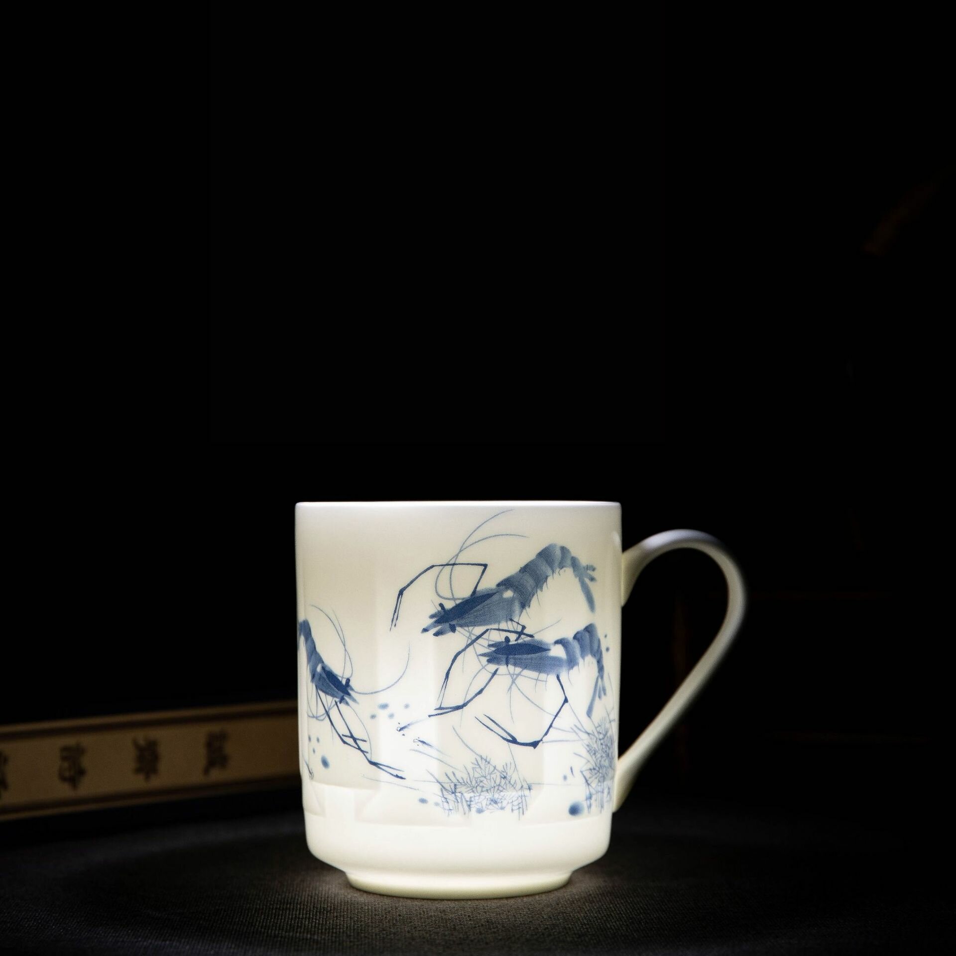 Чашка из костяного фарфора Jingdezhen, офисная чашка для встреч, керамическая чашка с крышкой, чайная чашка большой емкости, сине-белая водяная чашка, сине-белый фарфор