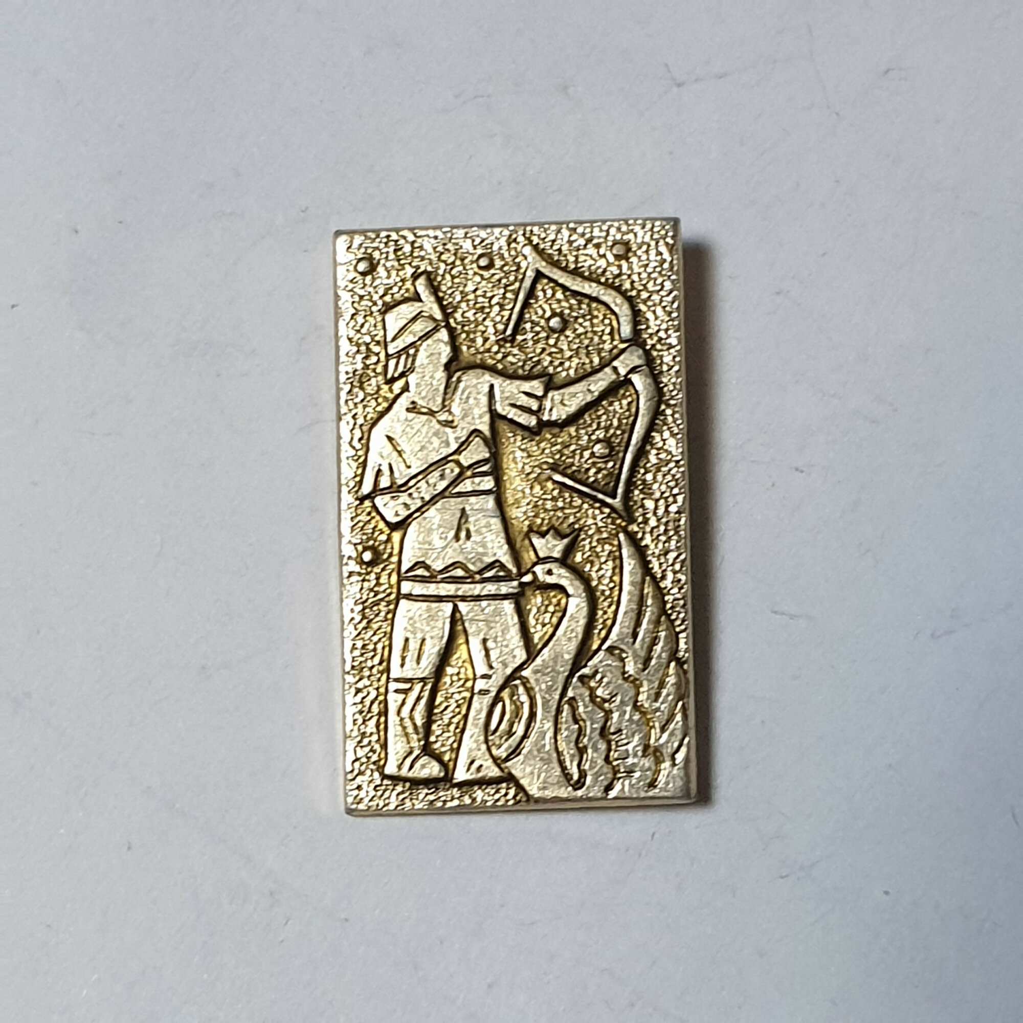 Значок СССР с изображением лучника и лебедя, метал, прямоугольный, советский, винтажный.