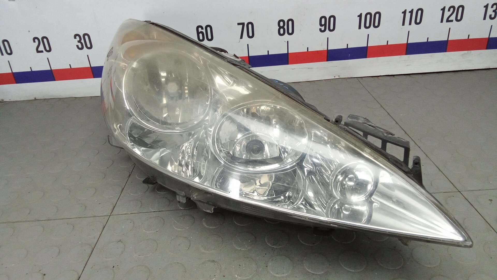 Фара правая PEUGEOT 308 1