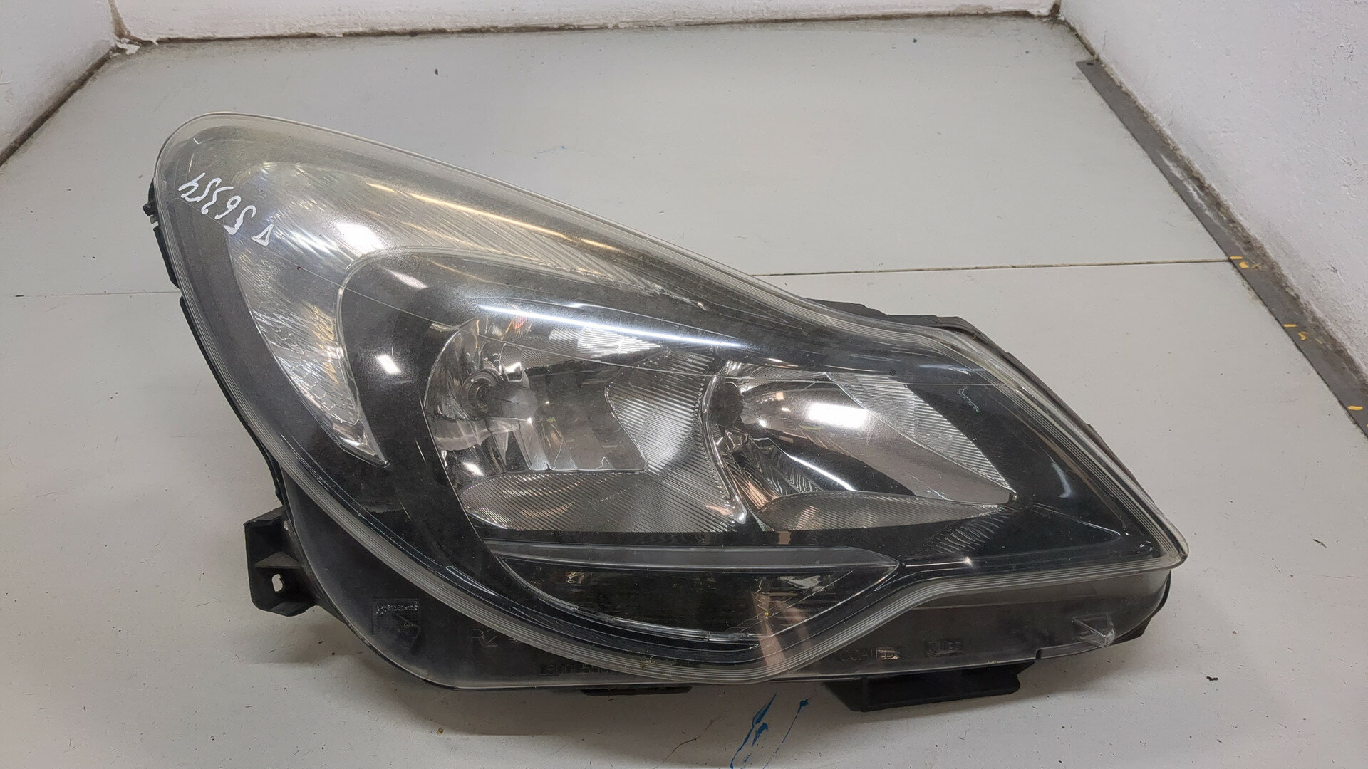 Фара (передняя) правая Opel Corsa D Б/У