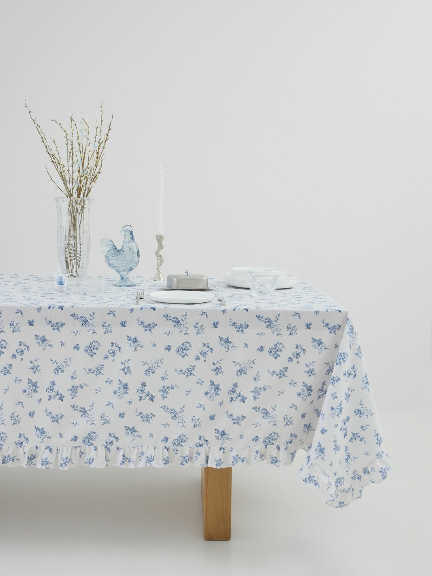 Скатерть, 160х160 см, полиэстер/хлопок, с рюшами, белая, Синие цветы, Blue flowers, Kuchenland