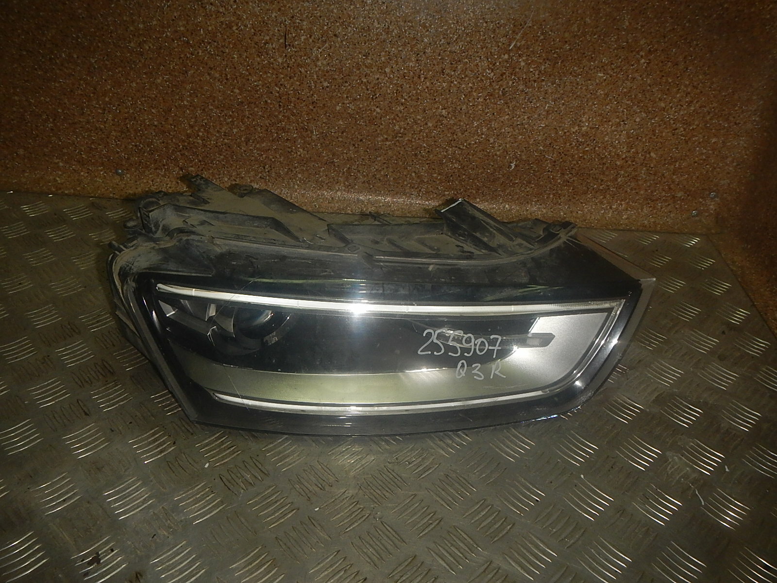 Б/У Фара правая, Audi (Ауди)-Q3 (8U) (12-18) AUDI Q3 (8U) (12-18) Ксенон без блока и лампы. Сломано 2 крепления,нет куска...