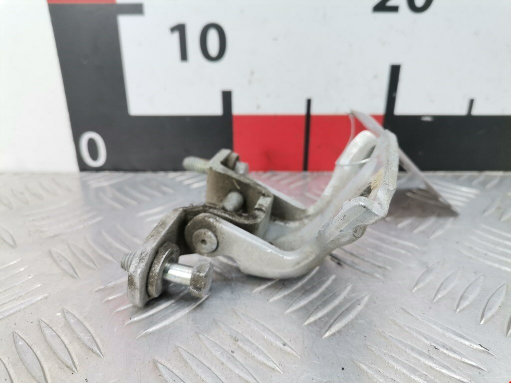 Петля двери задней левой Mitsubishi Carisma MB927781 арт. 1724481