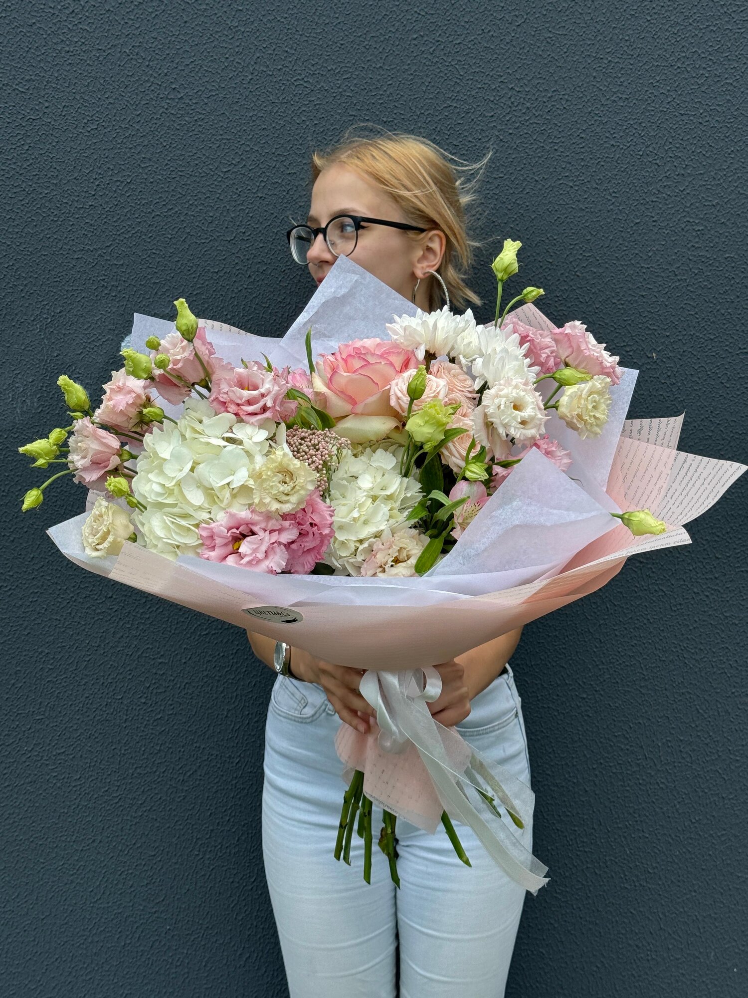 Роскошный букет из живых цветов с гортензией, розой, эустомой, альстромерией "Изысканные мечты"