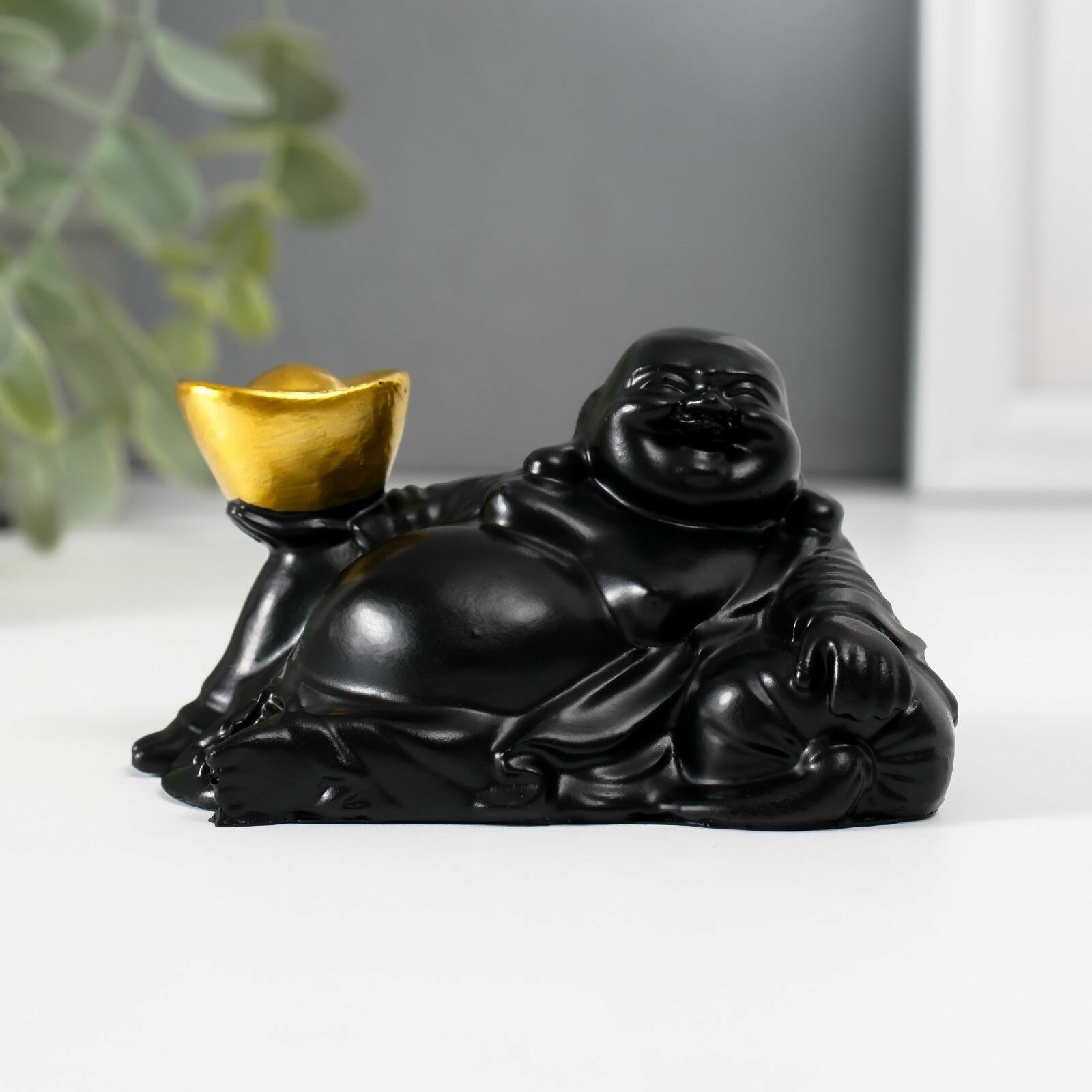 Сувенир нэцкэ полистоун "Хотей с золотым слитком, лежит на мешке"