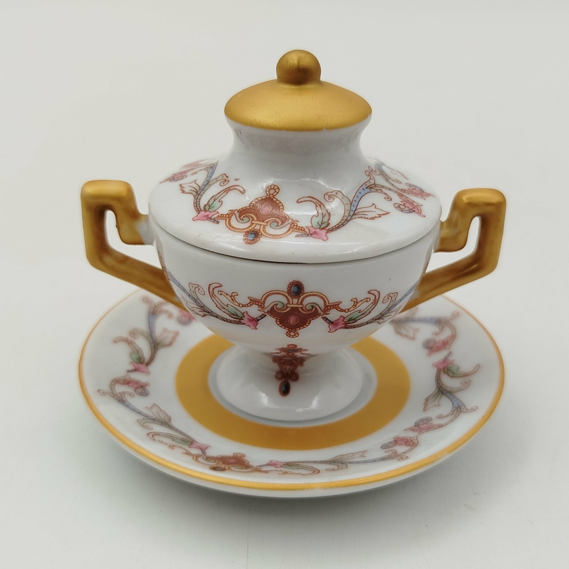 Солонка в виде супницы (миниатюрная) украшенная декором в виде гирлянд