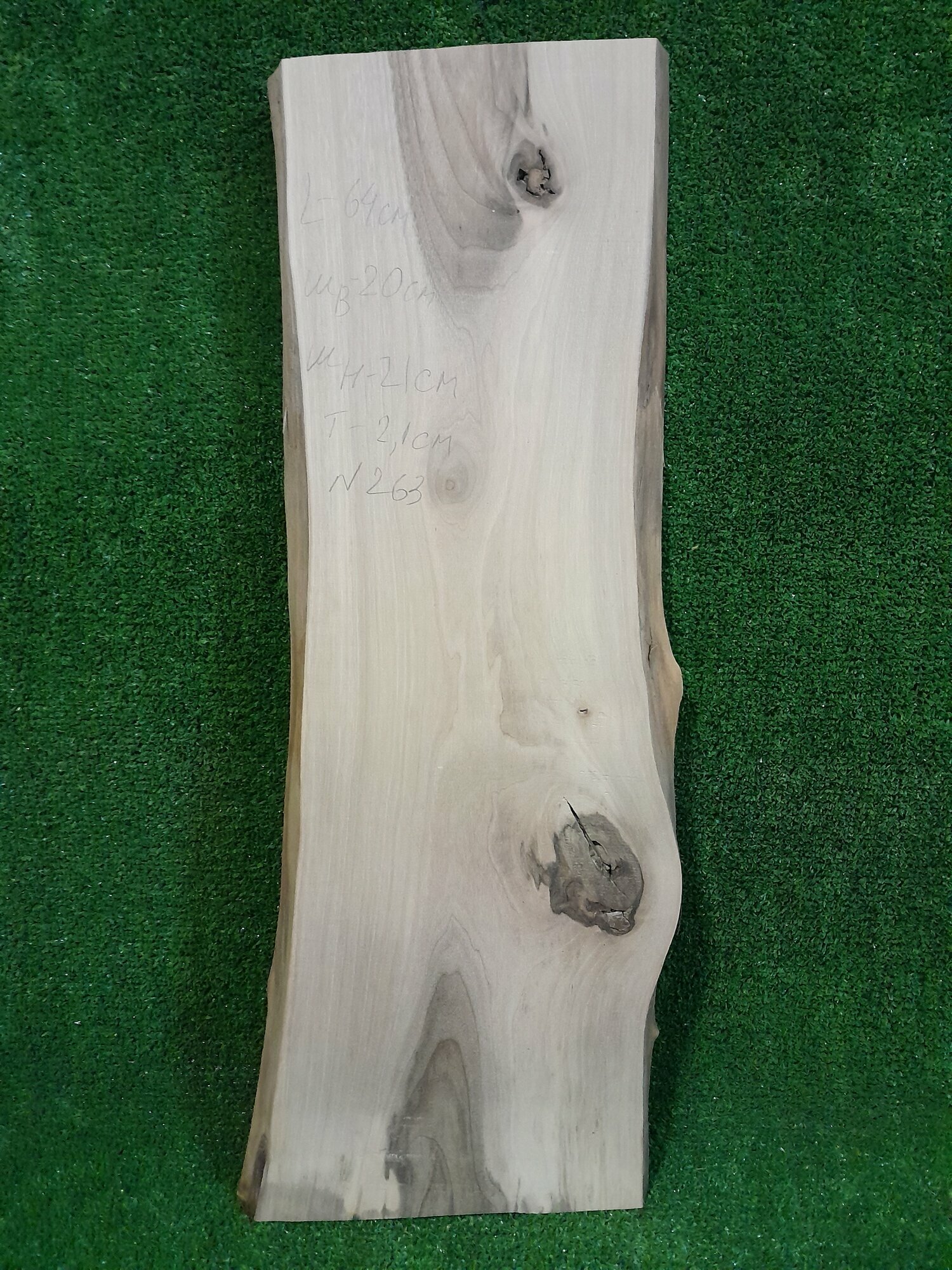 Слэб дерева грецкий орех. 1 сорт. Отстроган и откалиброван. Размер: 64*20-21*2,1 см.