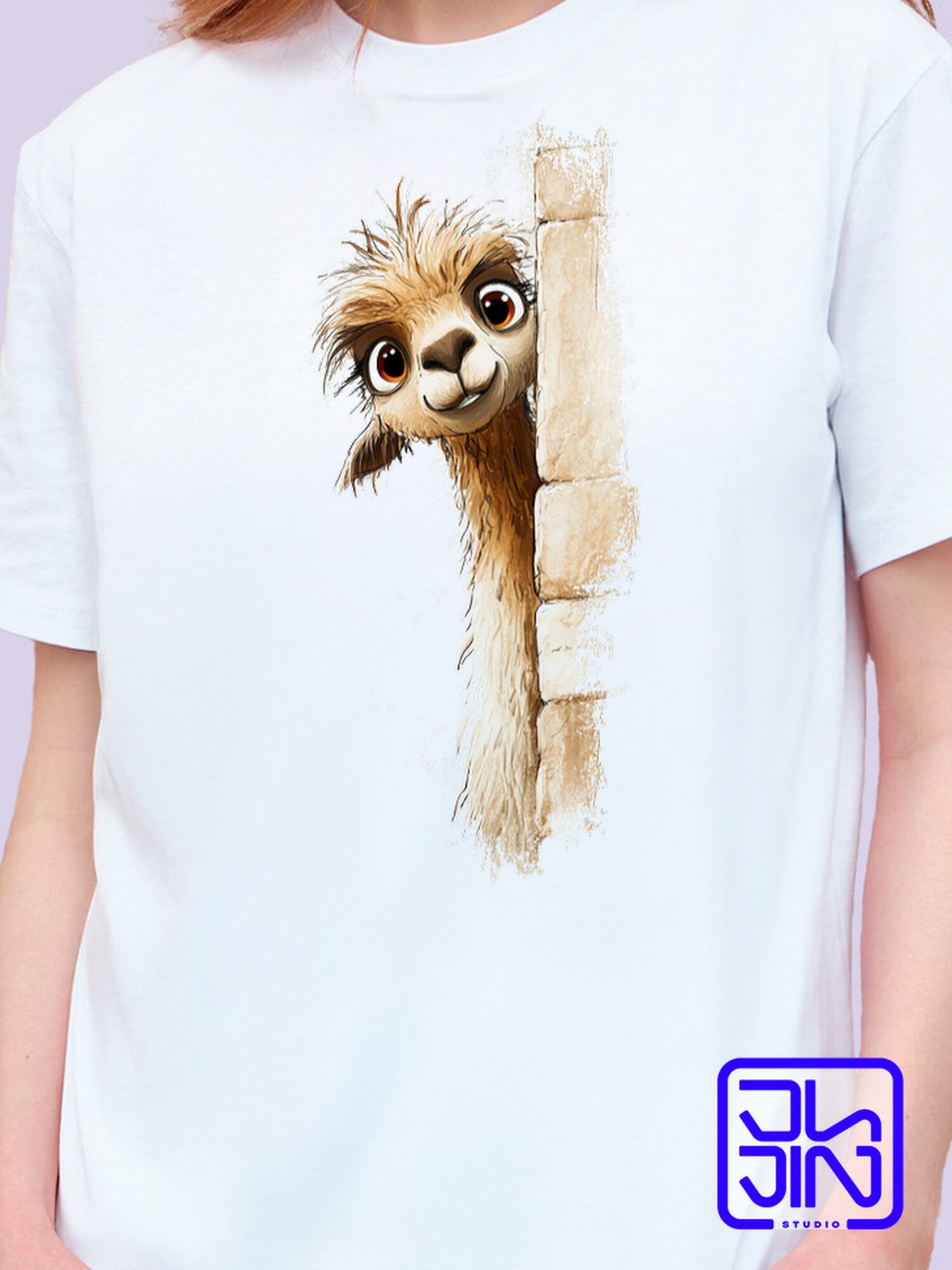 Футболка классическая женская с авторским принтом Смешная бежевая лама с большими глазами за песочной веселой стеной, белый хлопковый трикотаж с прикольным рисунком на груди