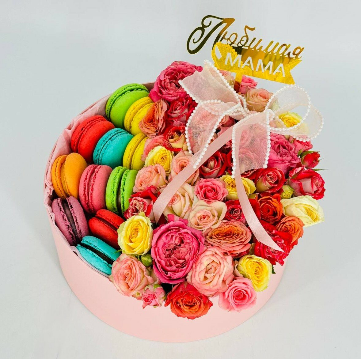 Подарок для мамы. Большая цветочная коробка с цветами кустовые розы и пирожные макарони