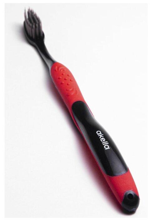 Взрослая зубная щетка Akella c угольным напылением, мягкая, чёрная