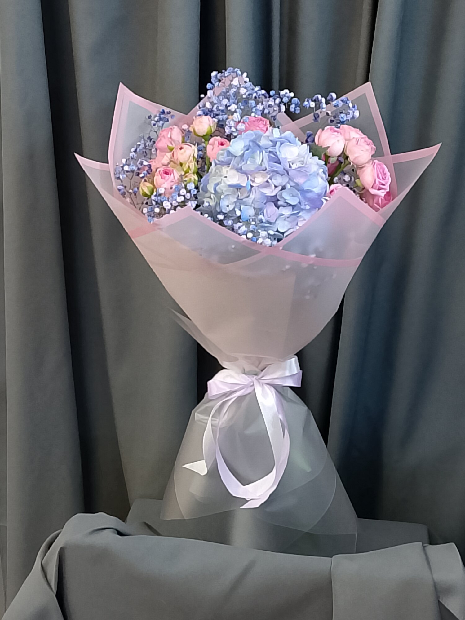Букет «Небесная нежность с розовым шлейфом» из кустовой розы Super Sensation, гортензии, гипсофилы