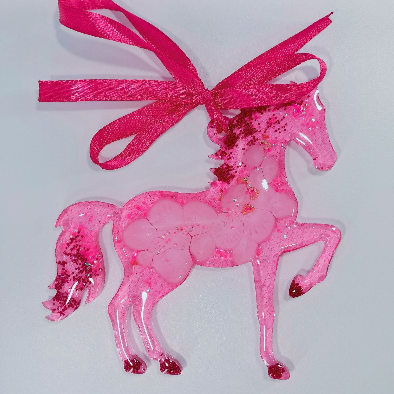 Ёлочная игрушка «Лошадка» из эпоксидной смолы ручной работы