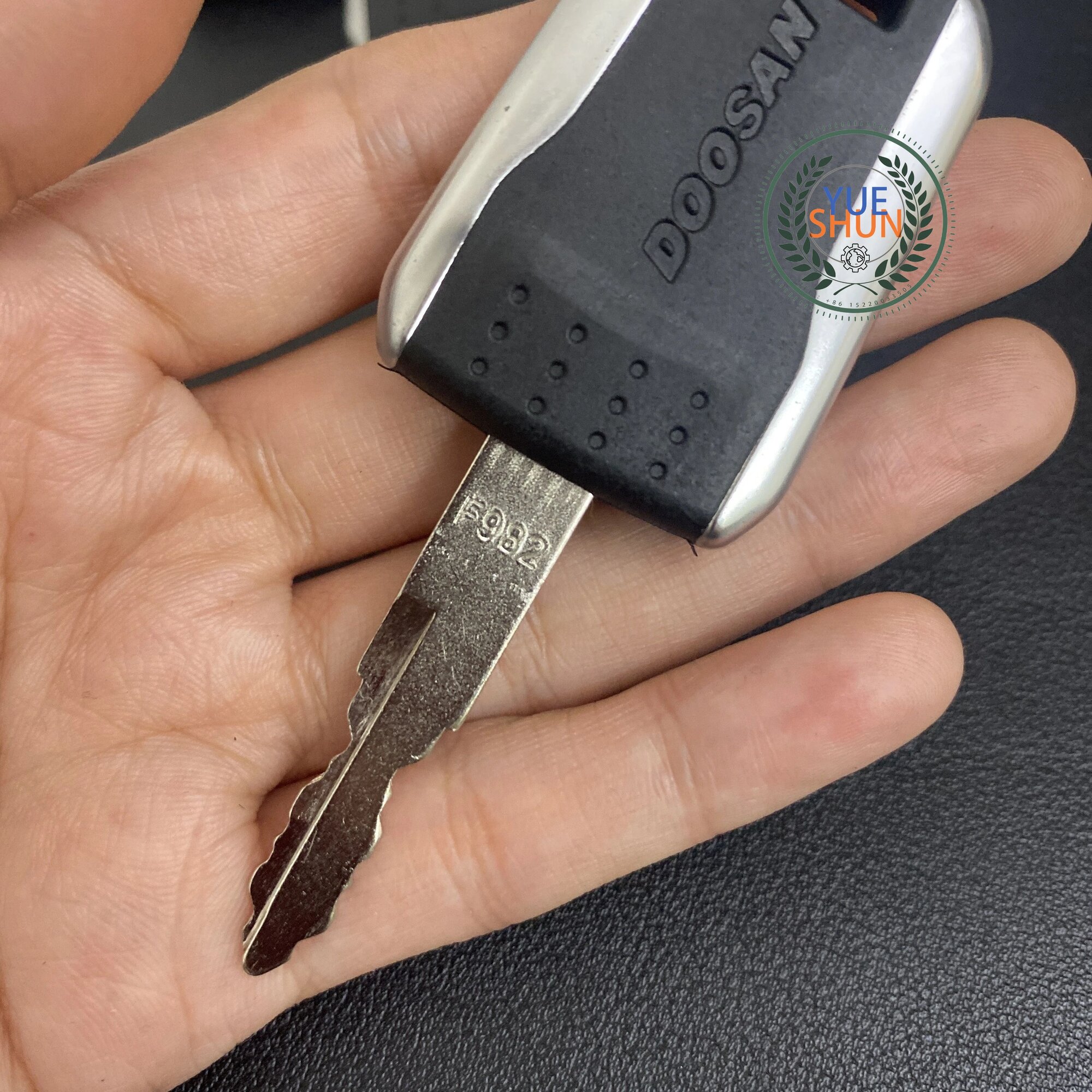 Экскаватор Doosan Daewoo DX55 60 75 150 200 21 ключи зажигания и открытия двери для начала: 1 шт.