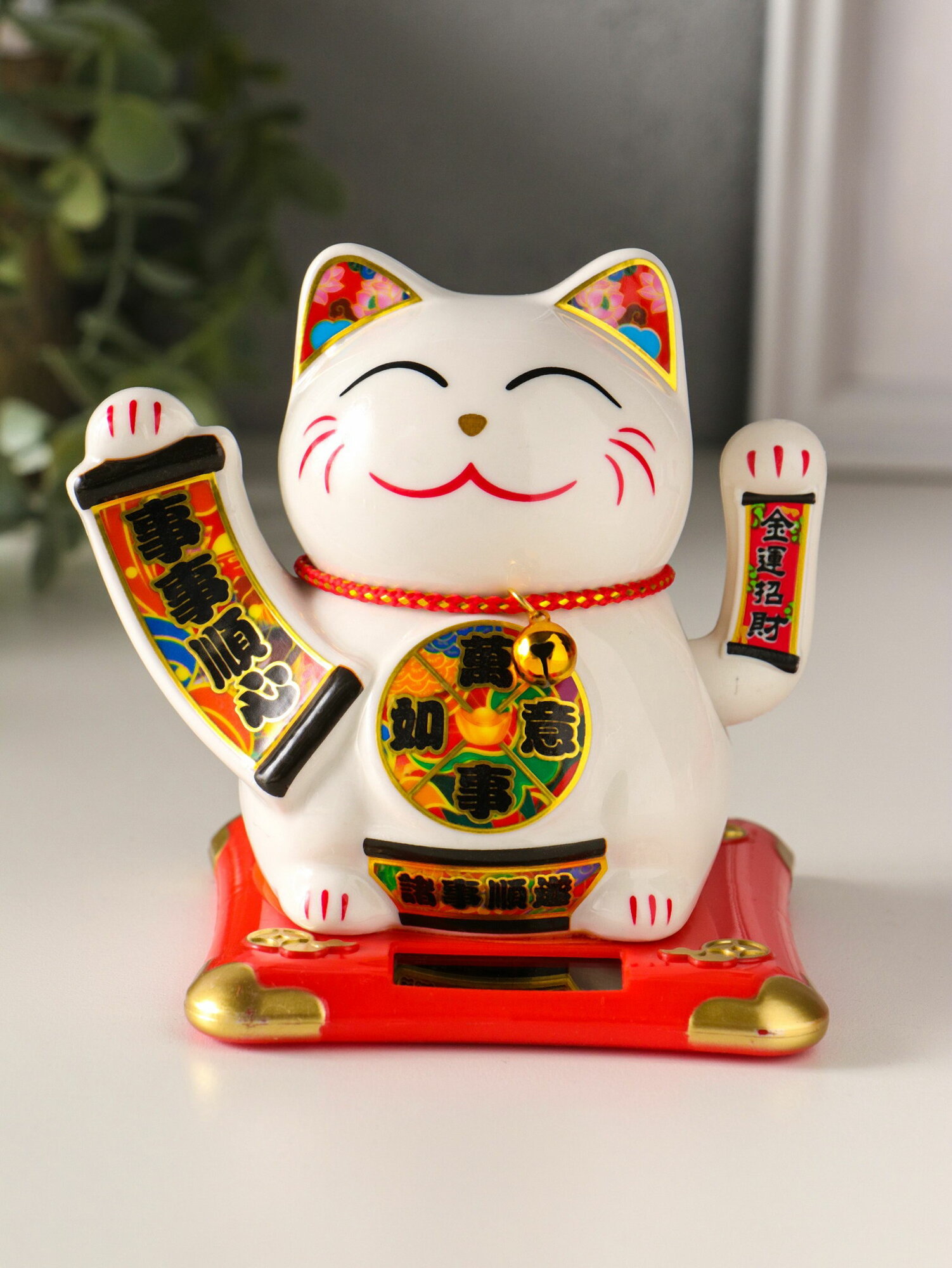 Маятник настольный антистресс от солнечной батареи "Манэки-нэко счастливый барабан", керамика, 10x11x10.8 см