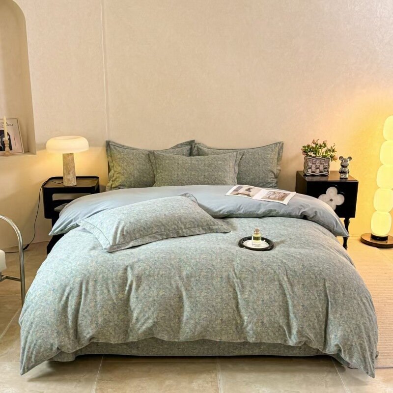 Осенне-зимний четырехпредметный комплект простого утепленного постельного белья из полиэстера и хлопка с принтованными простынями и пододеяльником от Nantong Home Textiles.