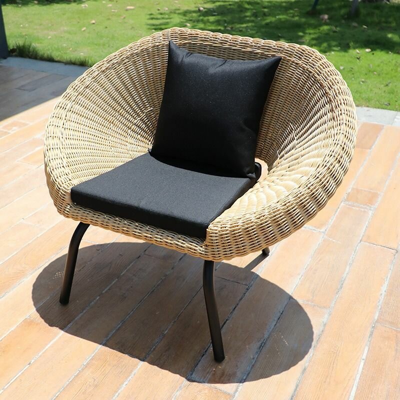 Плетеное кресло на открытом балконе