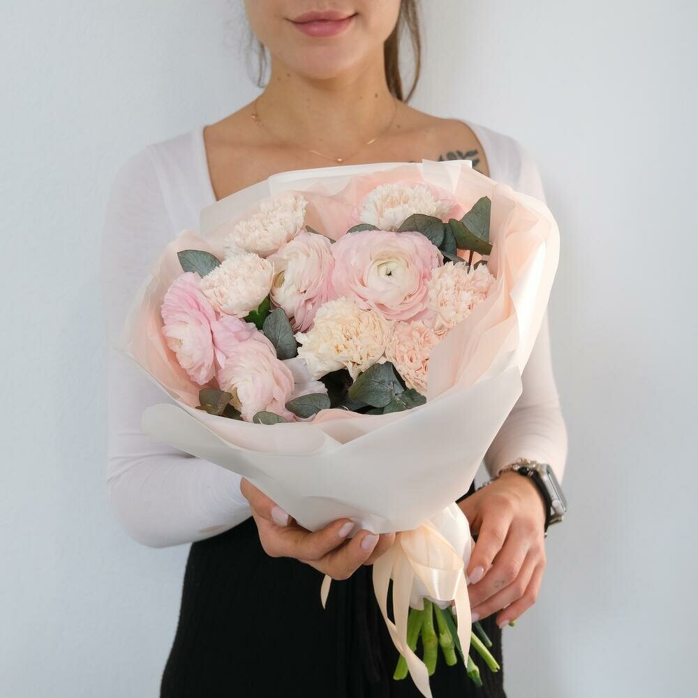 Ранункулюсы (Лютики) и диантусы в нежном букете «Моей красавице»