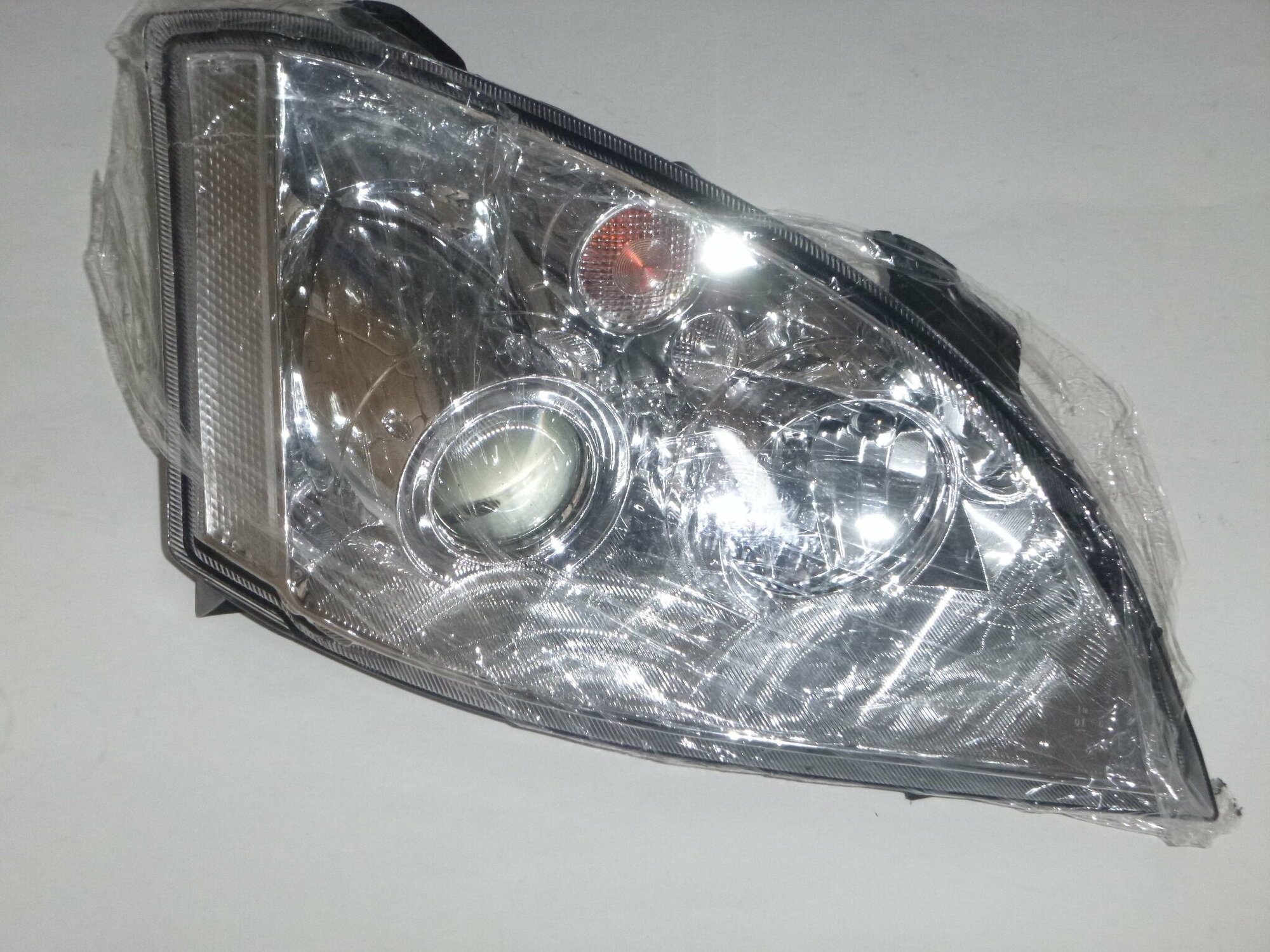 Фара передняя правая с белым поворотом FORA (A21-3772020AC)