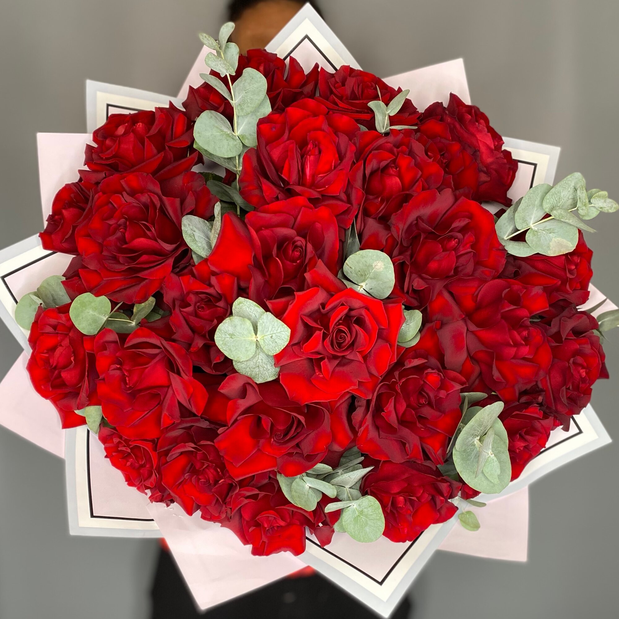 Букет гигант. 25 французских вывернутых роз, 60 см, с эвкалиптом. Живые цветы