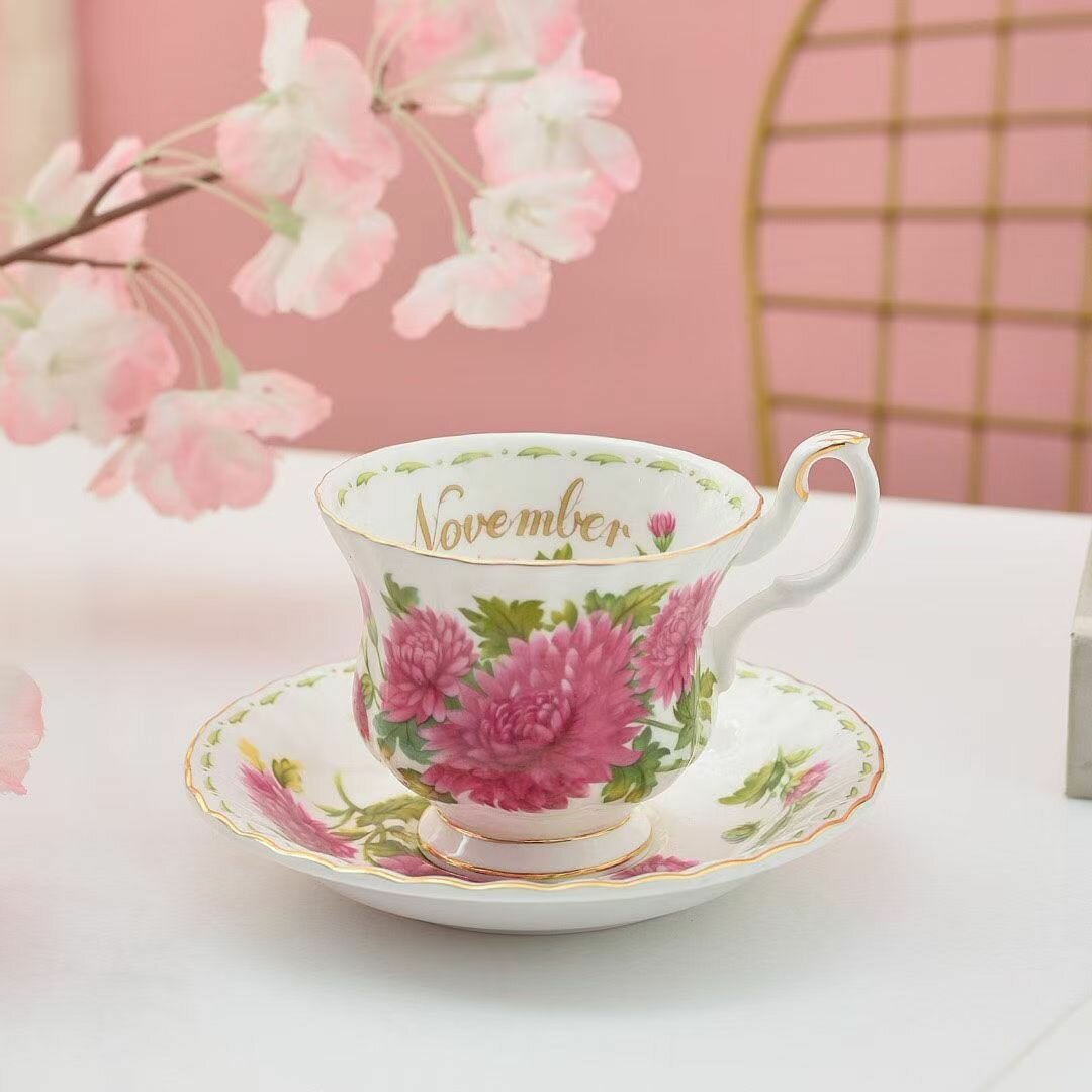 Чайная пара Royal Albert. Англия. Костяной фарфор. Хризантема в ноябре