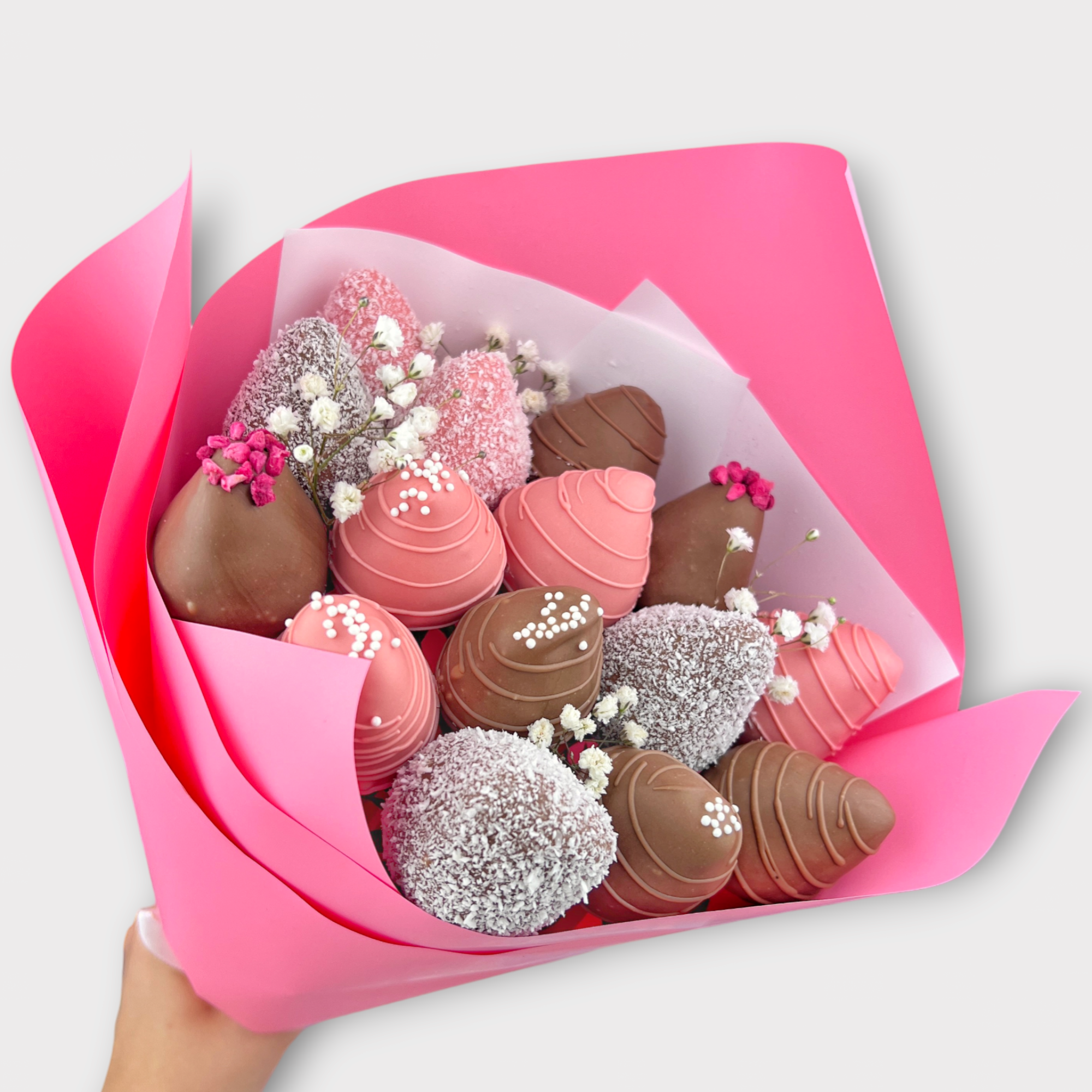 Букет из гипсофилы и клубники в шоколаде «Милая»