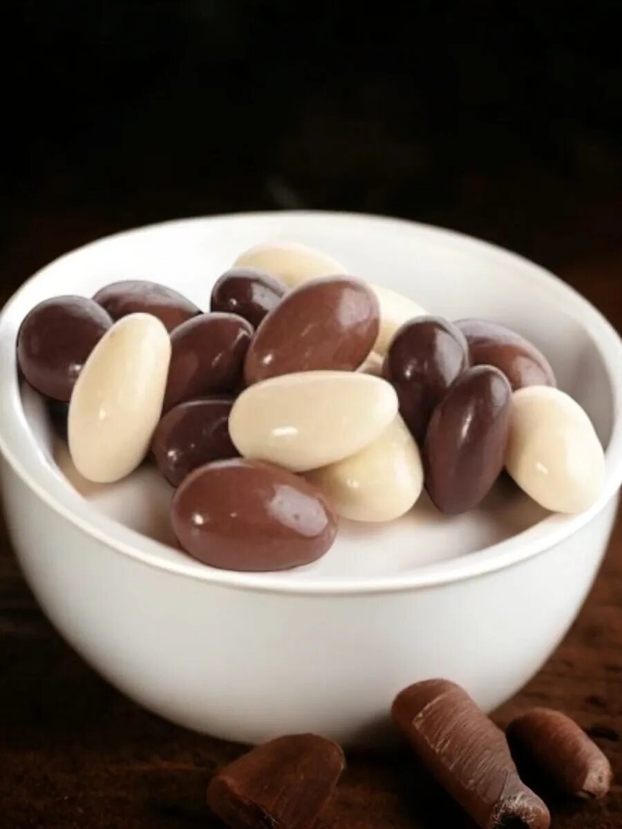 Миндаль в белом, молочном шоколаде, орехи 200 грамм