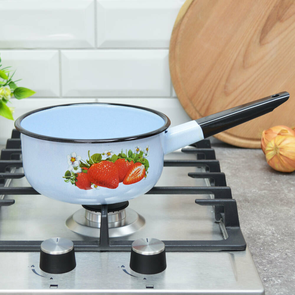 Ковш эмалированный 1,5л с рисунком клубники и цветов, голубой с черной окантовкой, 17х32см