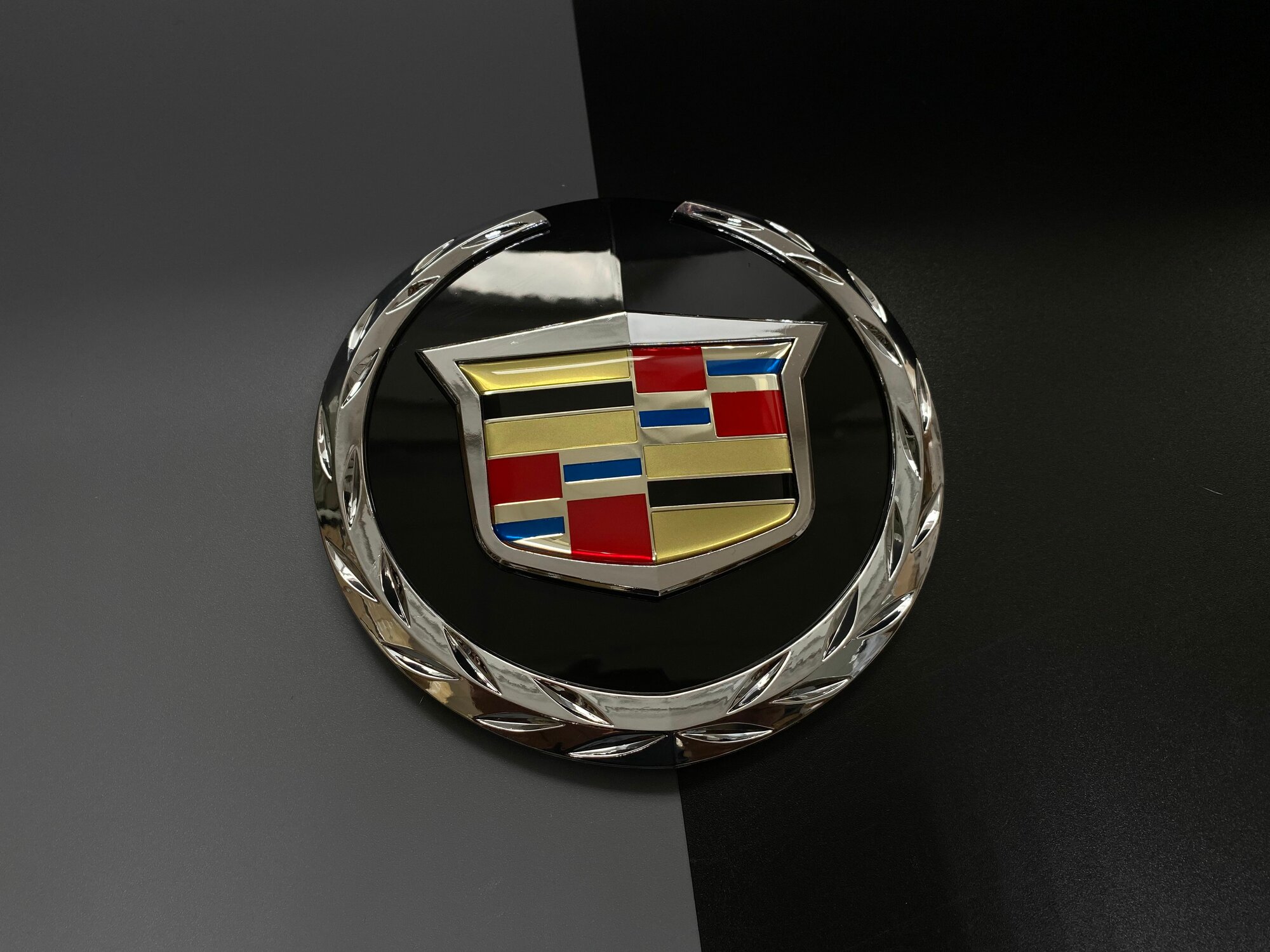 Эмблема венок Кадиллак Cadillac передняя 141х133 мм с черным основанием
