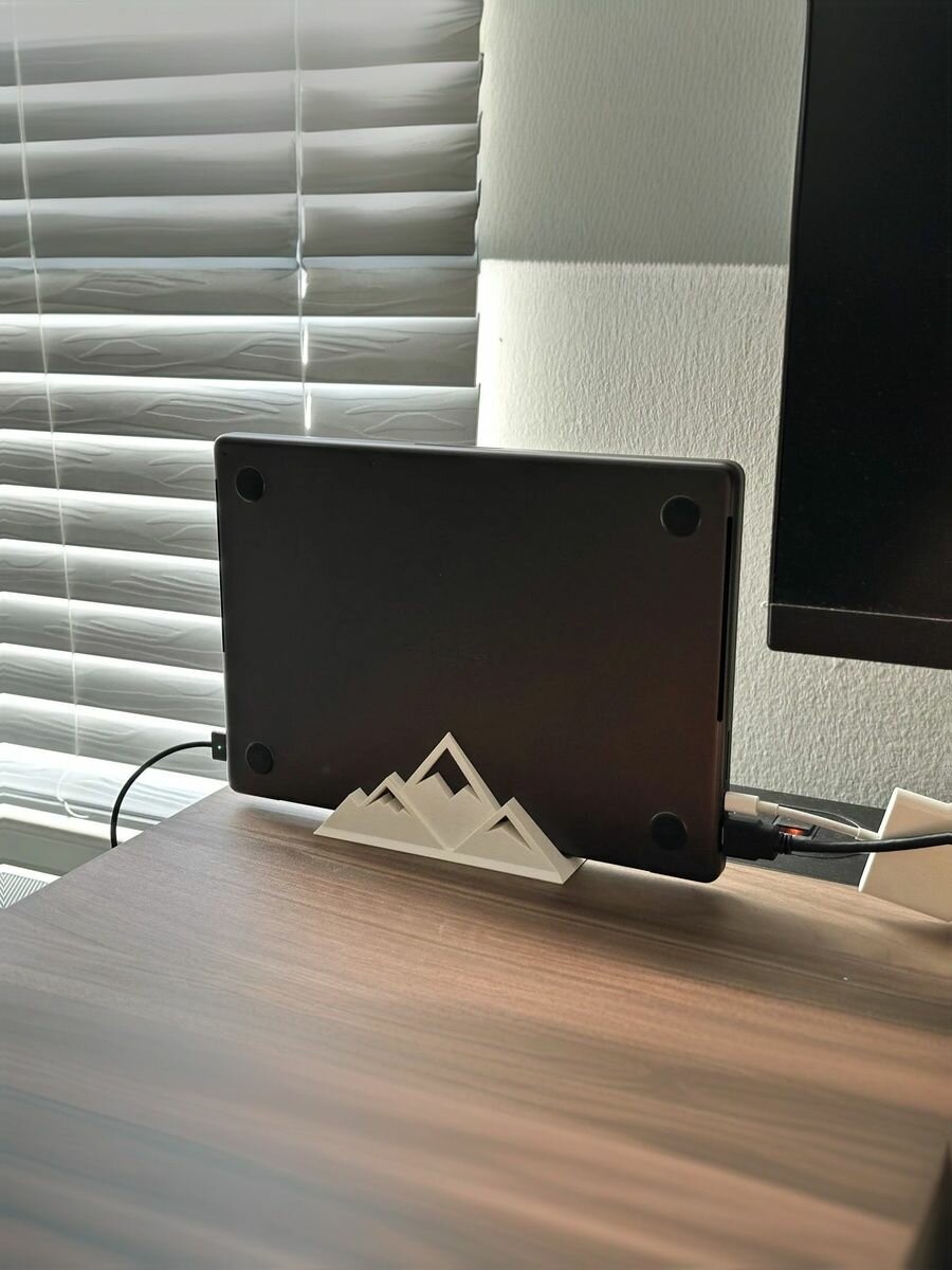 Вертикальная подставка для MacBook в форме гор - стильный минимализм, белый держатель для ноутбука