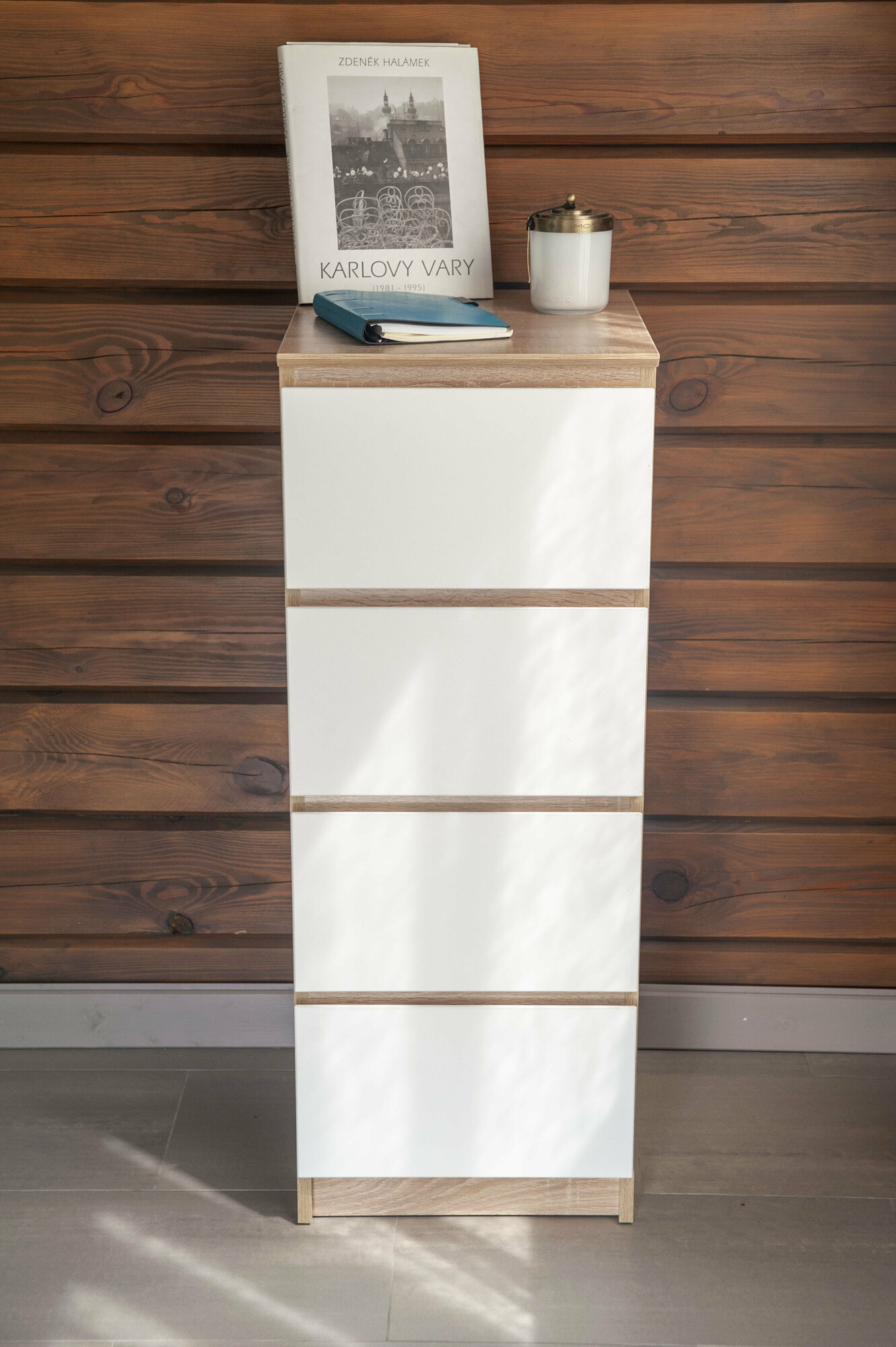 Комод компактный высокий узкий Hesby Turret с 4 выдвижными ящиками, 40x45x104см, белый/дуб сонома