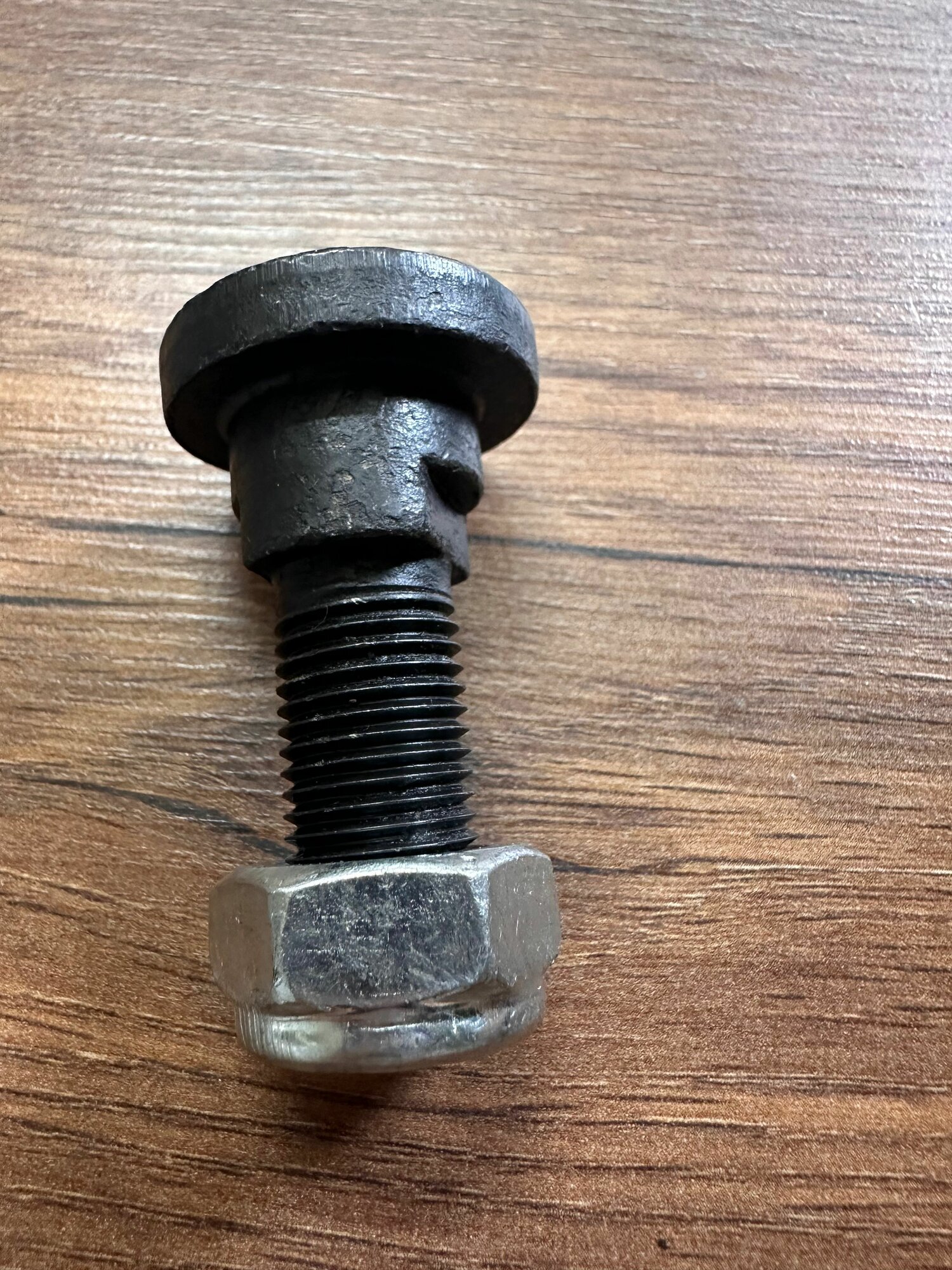 Болт крепления ножа ротора косилки КРН-2.1 с самоконтрящейся гайкой (КРН 03.614) М14Х1.5/2