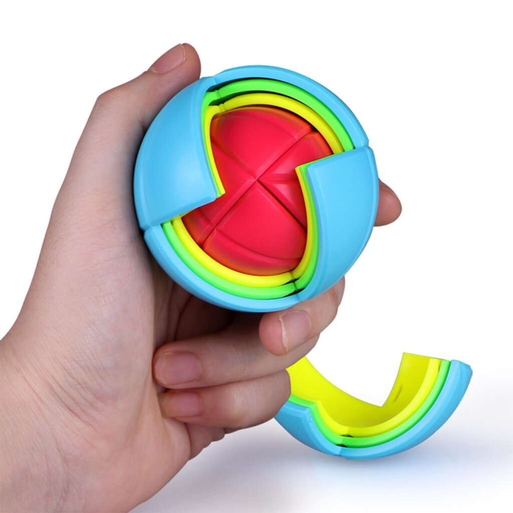 Мальчики и девочки творчески собирают мяч-головоломку - Развивающую игрушку для развития ума | Веселую и увлекательную игру для развития творческих способностей | Игры в помещении и общение родителей и детей С