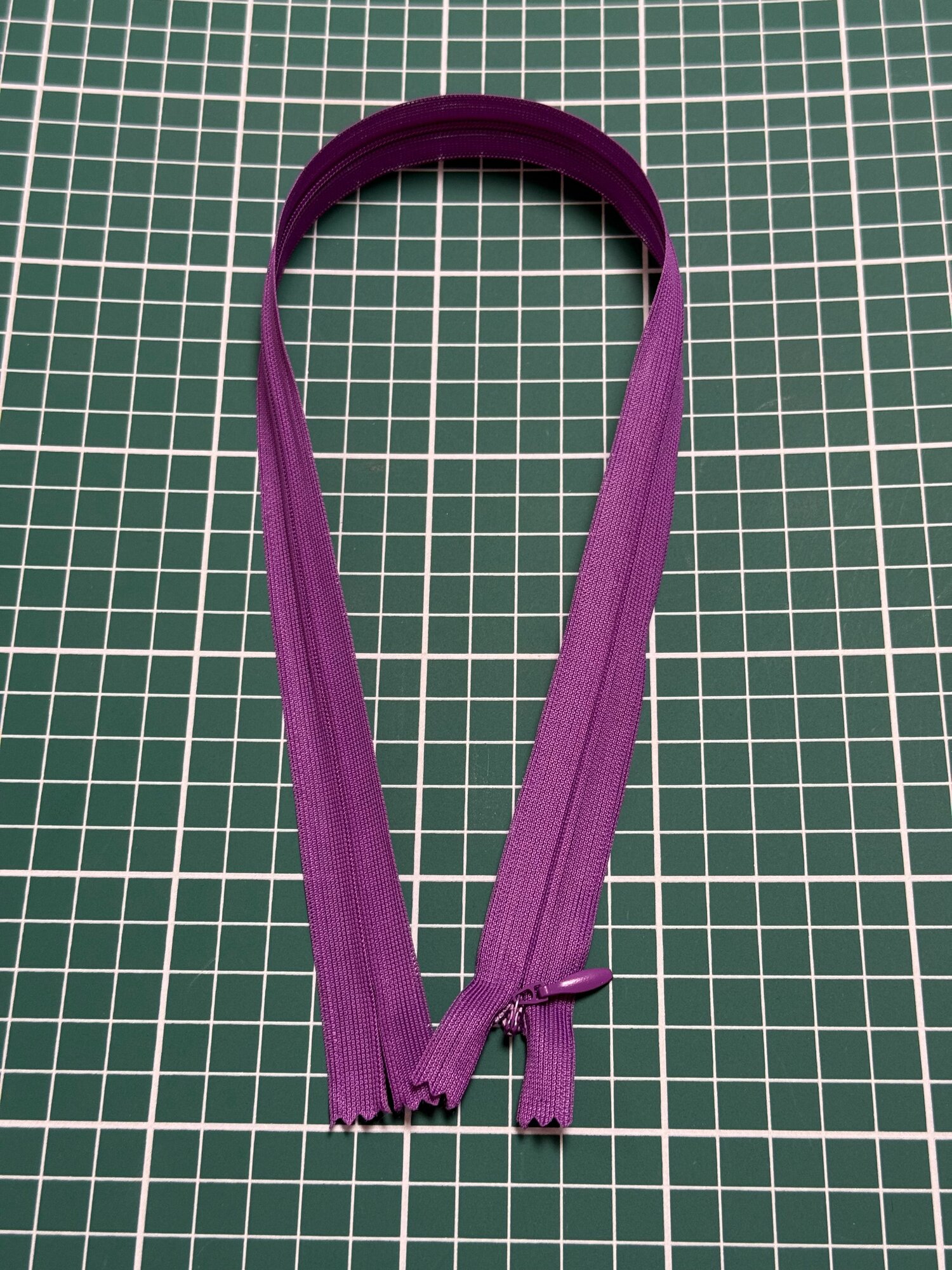 Молния Потайная , замок автомат, цвет фиолетовый, 50 см, цена за 1 штуку.