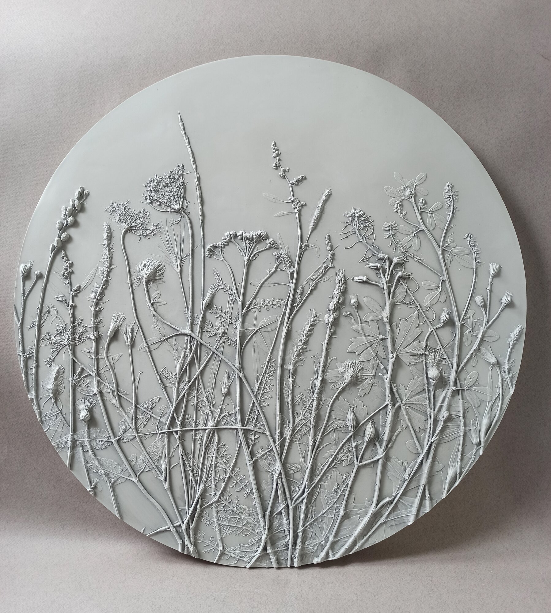 Ботанический барельеф . Панно на стену. Гипсовый декор для интерьера диаметром 49 см. Цвет светло-серый. Ручная работа