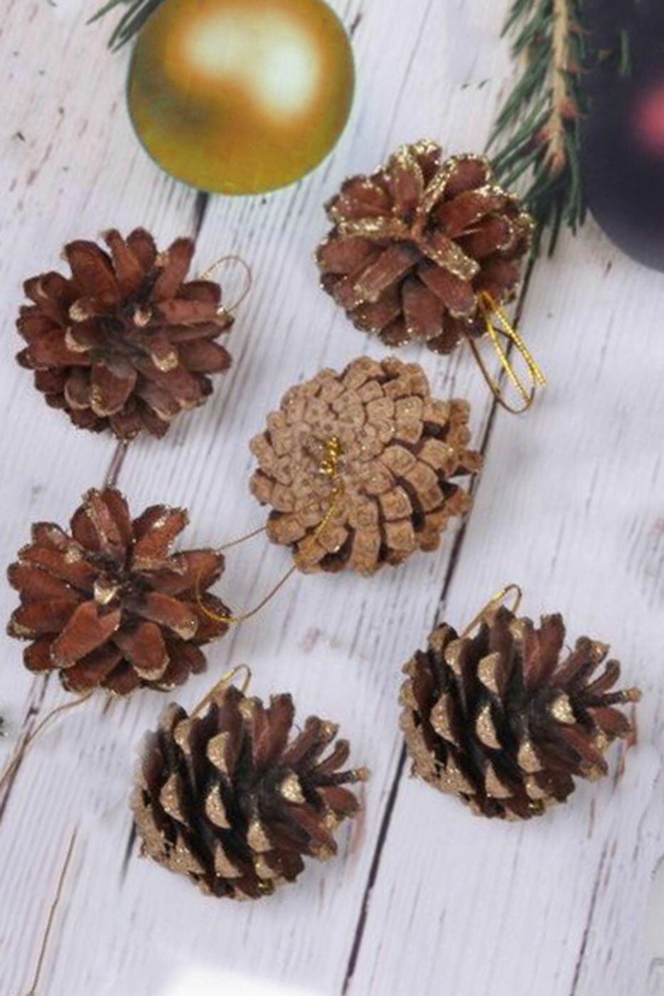 Набор шишек для декора подарок от сосенки с золотыми блестками, 5.5 см, 6 шт, Serpantin 196-622