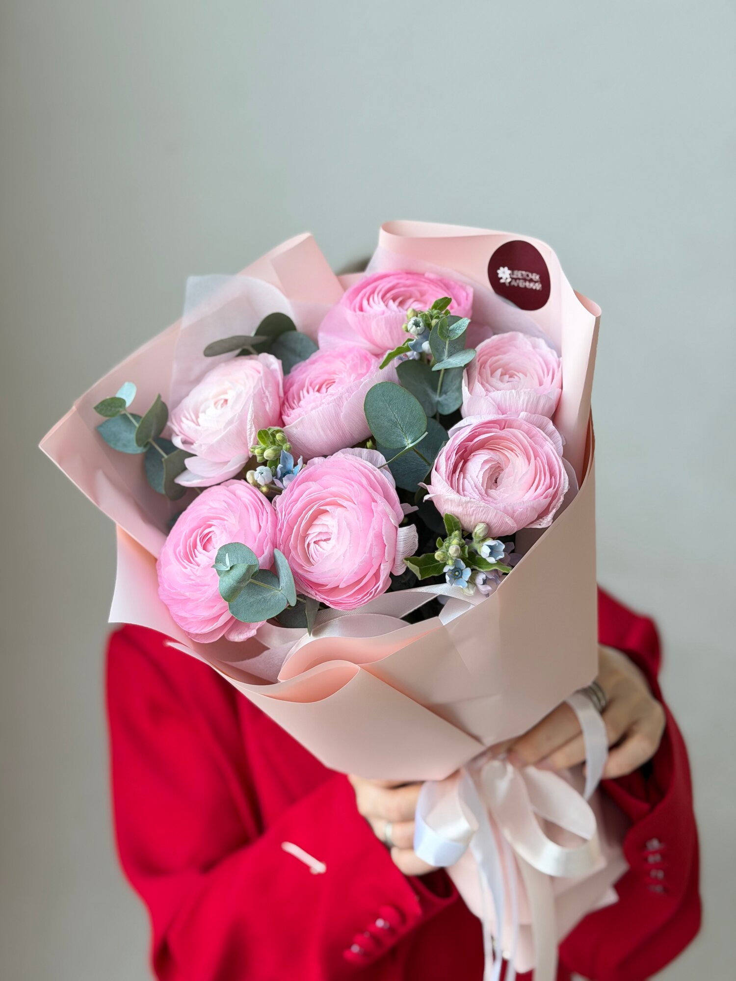 Букет "Премиальный", ранункулюсы, незабудки, эвкалипт, в стильной упаковке