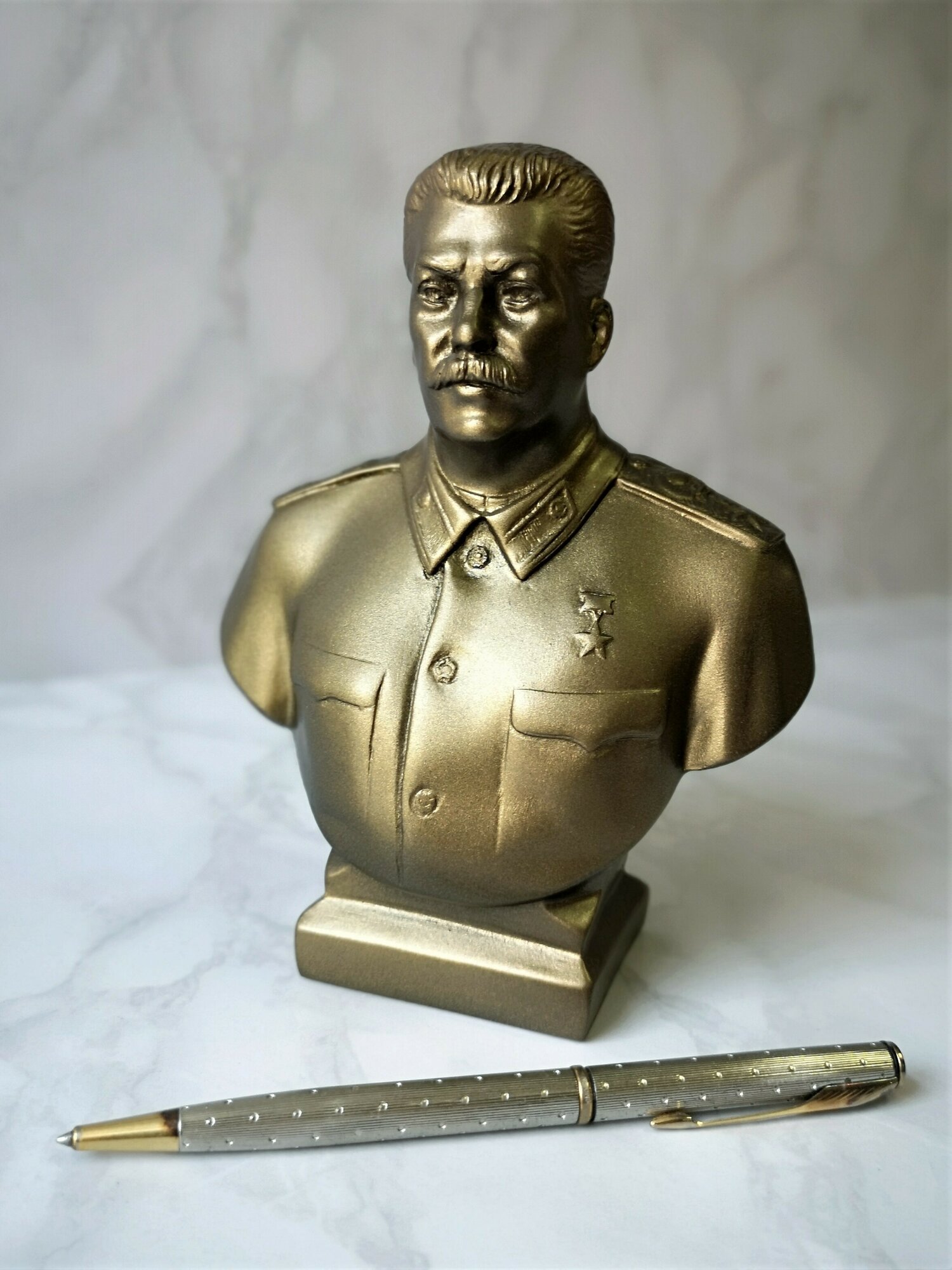 Статуэтка бюст политический деятель И. В. Сталин. Высота 16см. Мраморная крошка. Цвет бронза. Подарок руководителю в кабинет, учителю истории на день рождения, мужчине на юбилей.