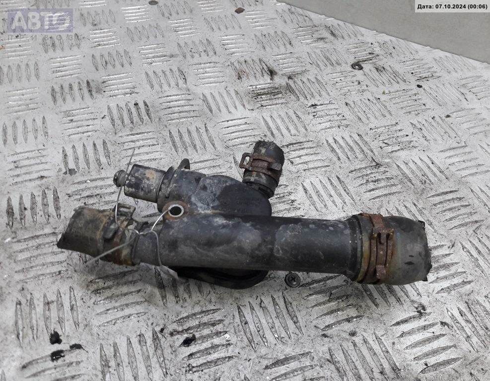 Фланец (тройник) системы охлаждения Volkswagen Golf-5