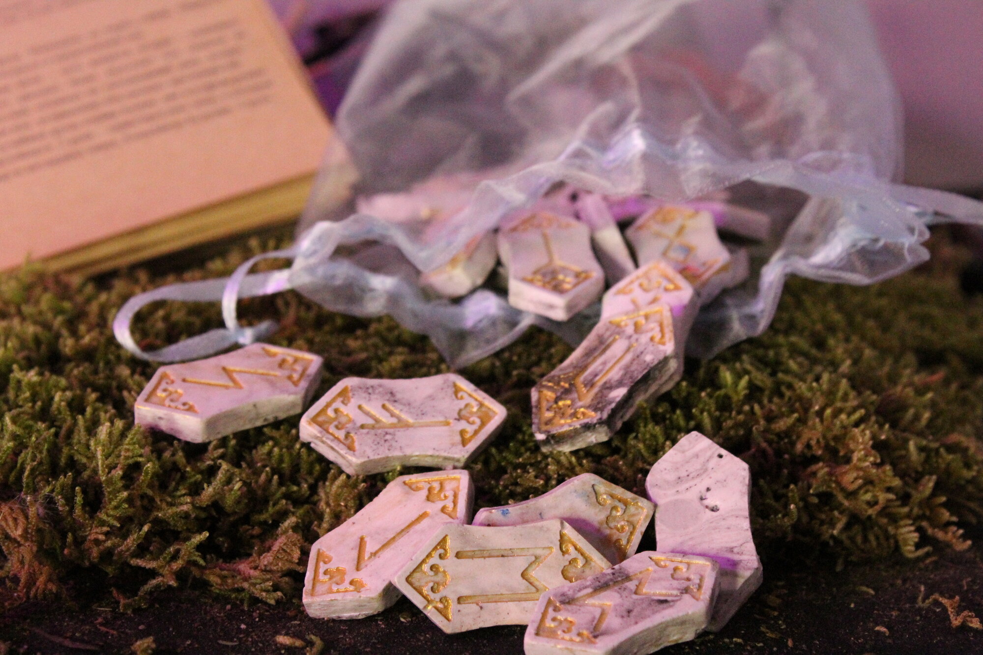 Скандинавские руны (черно-белые-золото)