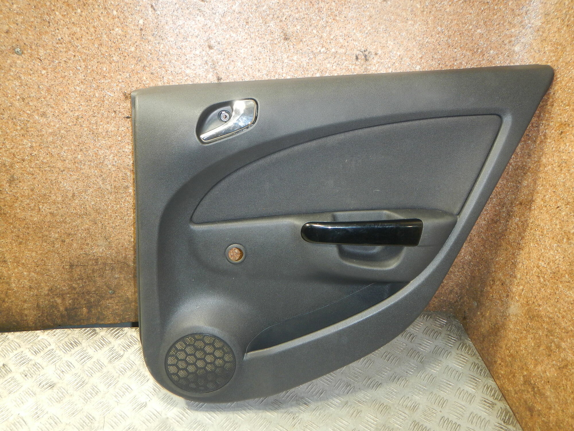 Б/У Обшивка двери задней правой, Opel (Опель)-CORSA D (06-) OPEL CORSA D (06-) Царапина. 585679 GENERAL MOTORS арт. 7232723