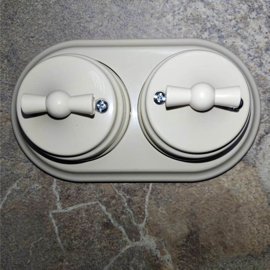 Комплект из двух выключателей 1-клавишный проходных поворотных открытой установки Ретро с двухместной рамкой, цвет бежевый