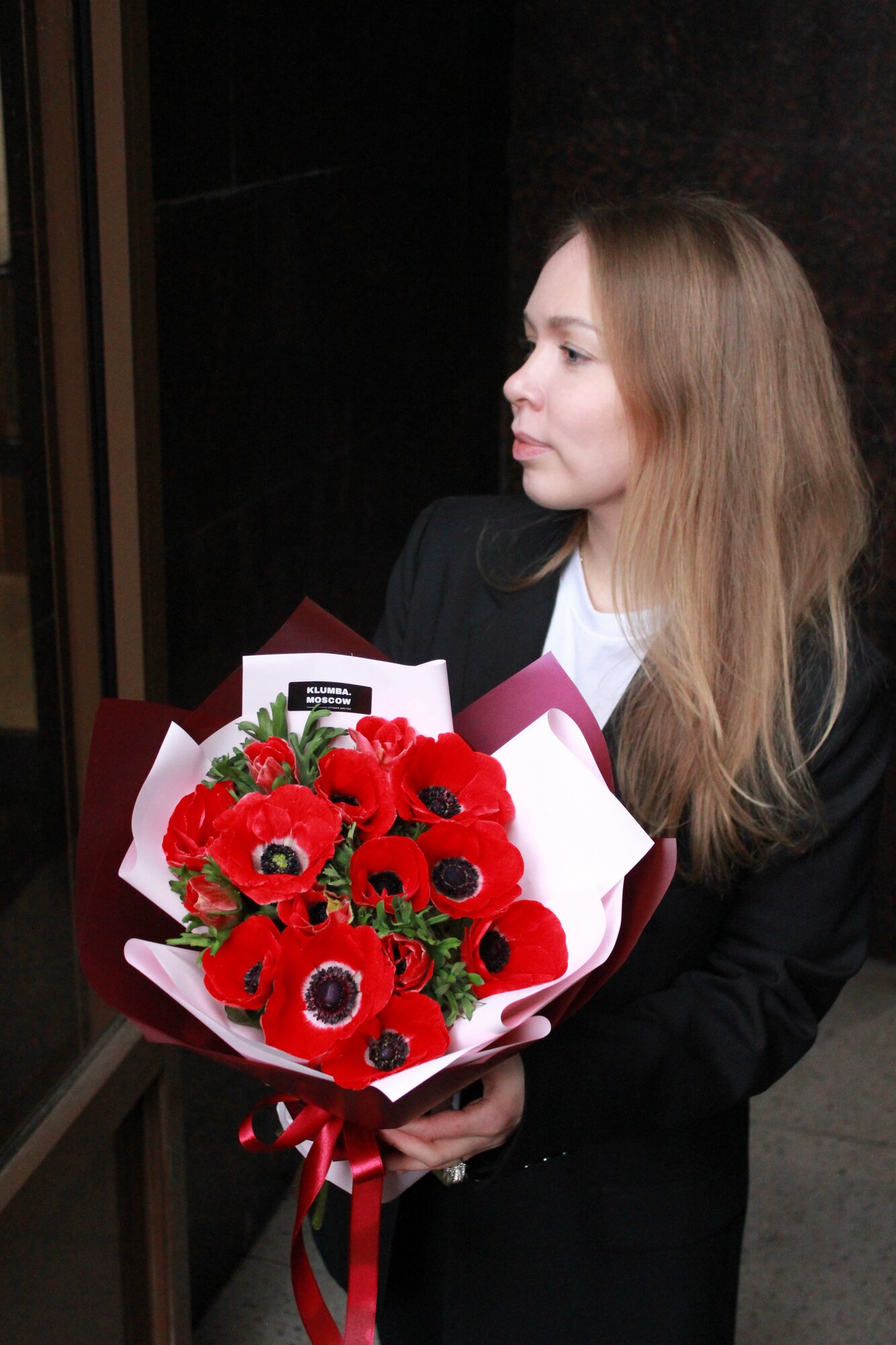 Монобукет KLUMBA.Moscow, анемоны, красные, 15 шт, аквабокс, плёнка