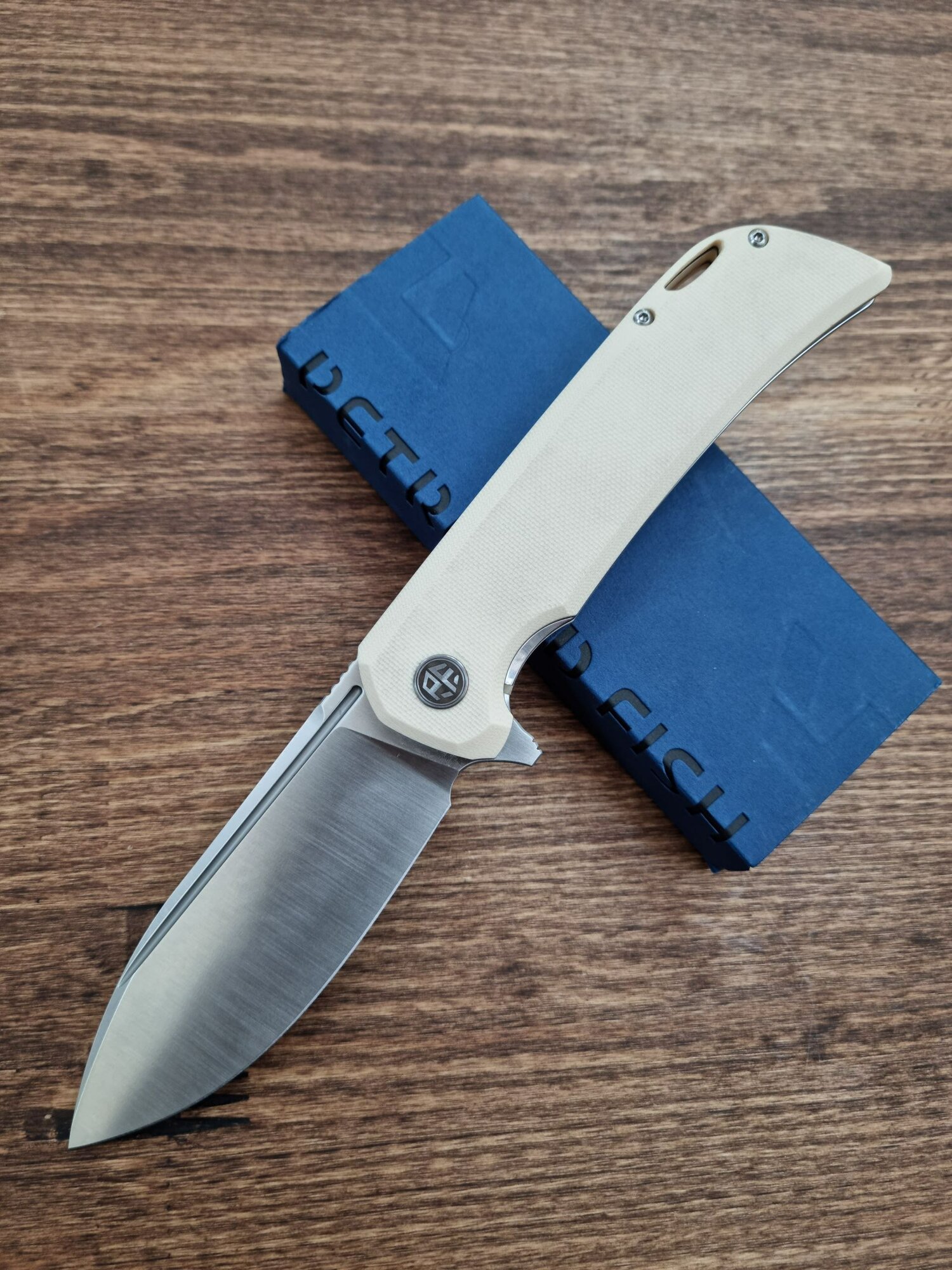 Нож складной Petrified Fish "Tunny" PFB05, сталь Sandvik 14C28N , рукоять G10, белый