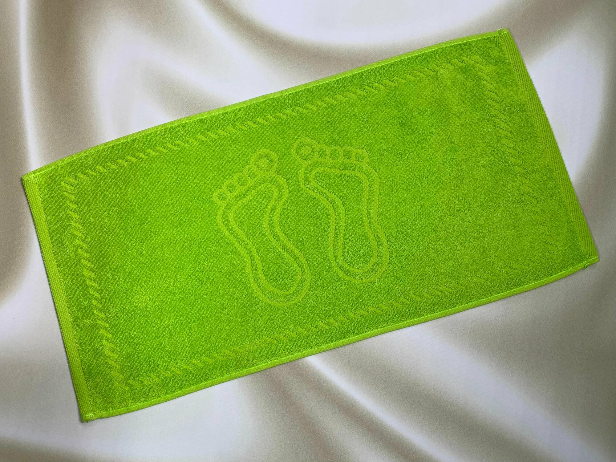 Махровое полотенце для ног, коврик для ног в ванную "Ножки" 30х60 см Светло-салатовый