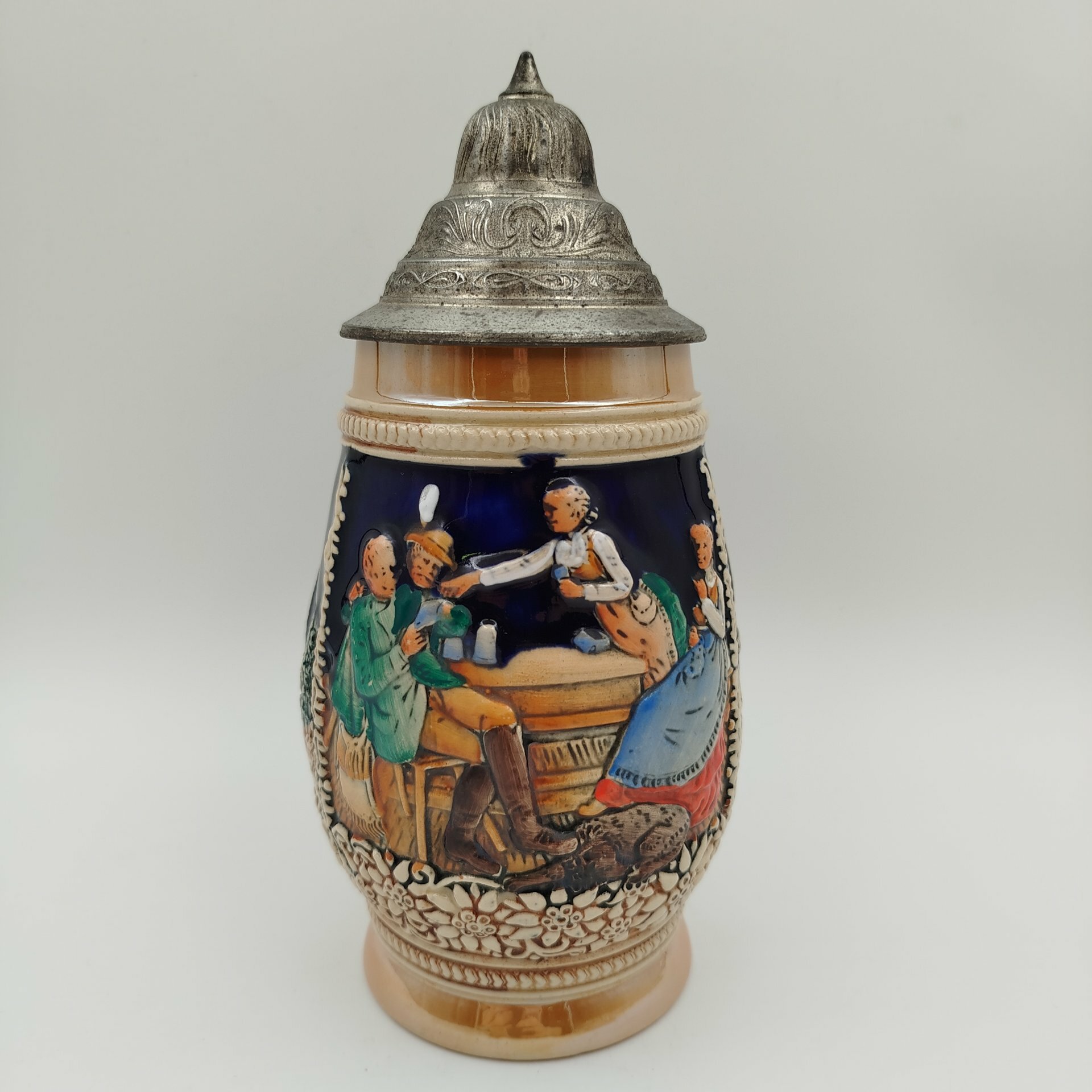 Кружка пивная с изображением сцены флирта, керамика, рельеф, крышка - олово