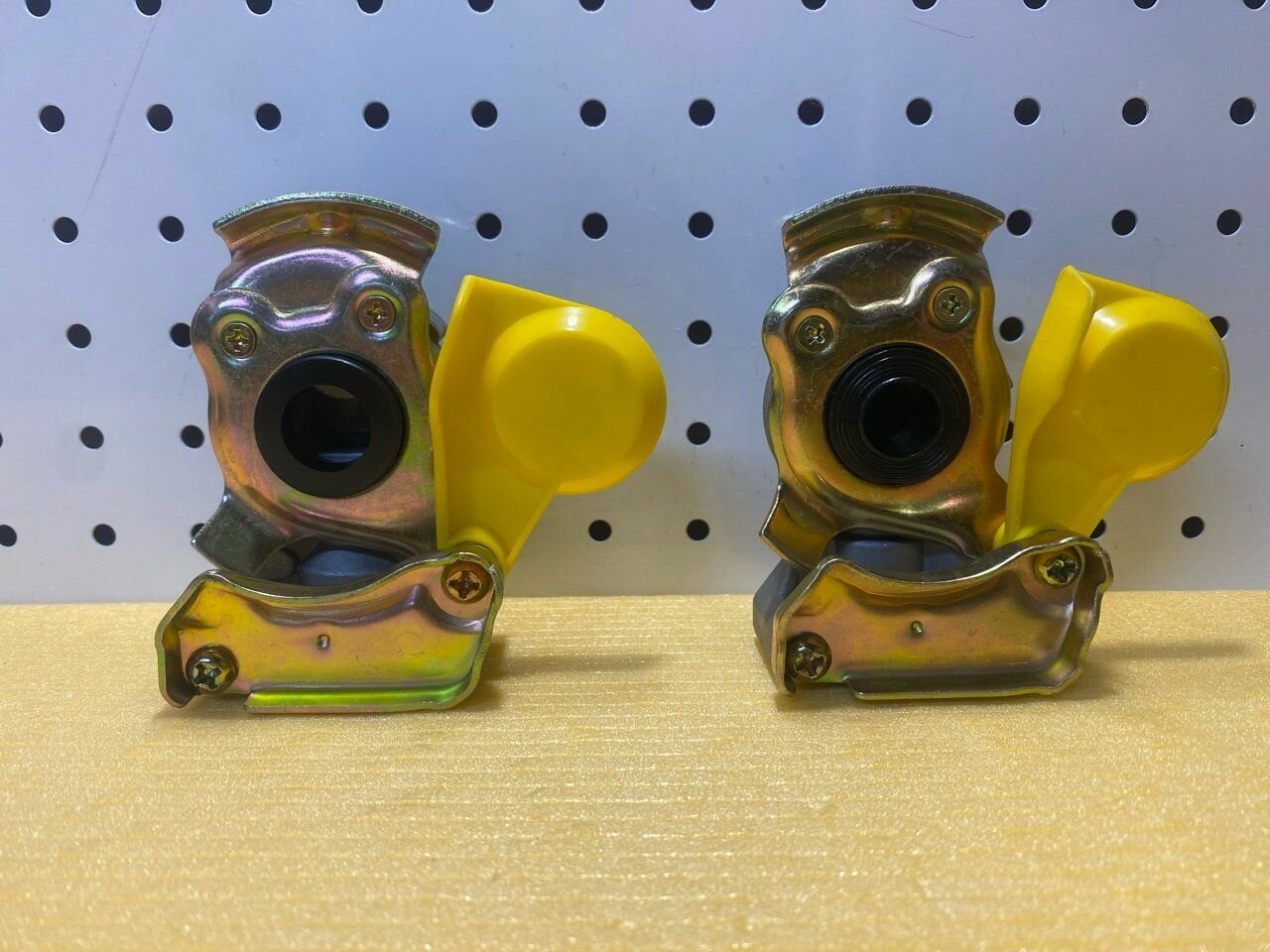 Головка соединительная одна головка с клапаном, вторая без клапана (2 шт.) M22*1.5 пневморазъем MAN DAF BPW SAF SCANIA