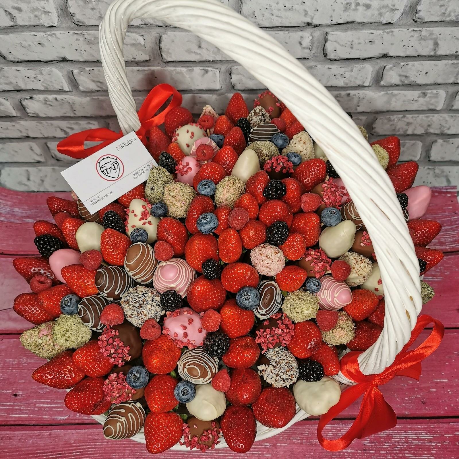 Подарочный набор Mklubni "Mix", из клубники, малины, голубики, ежевики и клубники в шоколаде, в корзине, размер XXL