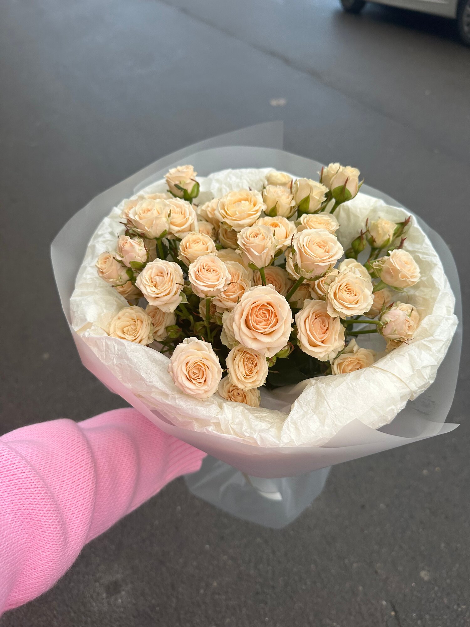 Монобукет Liana Flowers "Яна", кустовые розы, нежный бежевый цвет