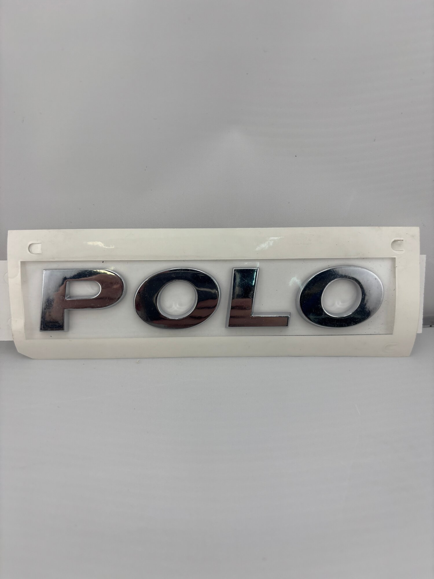 Эмблема VAG 6R0853687A739 на дверь багажника Volkswagen Polo, серебристая, 1 шт