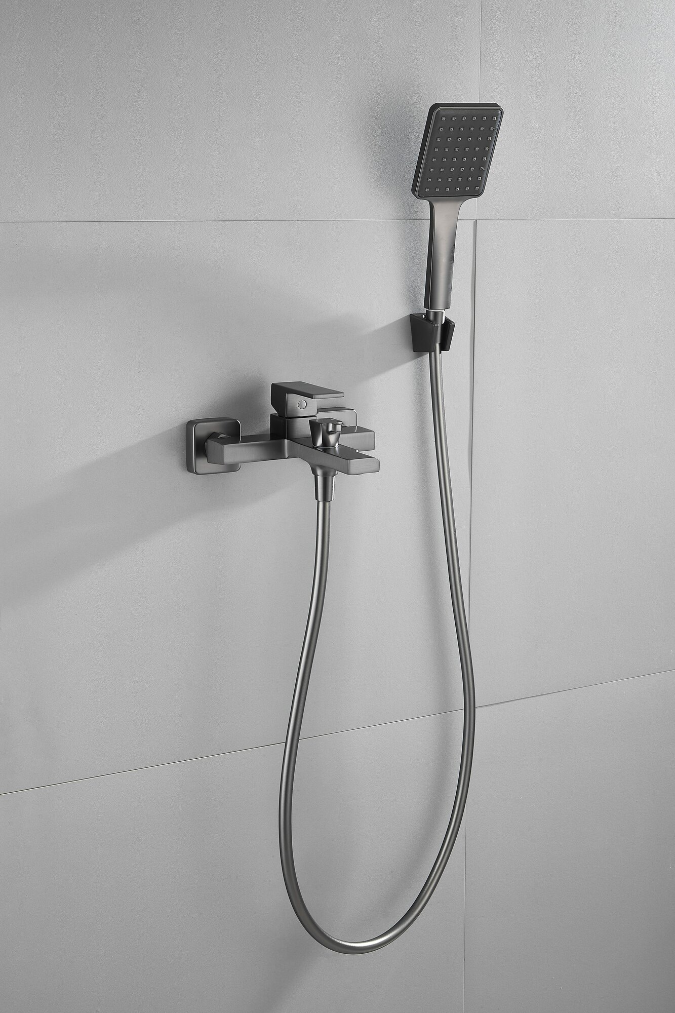 Смеситель для ванны с коротким изливом однорычажный с душем латунный BELZ B60613-3